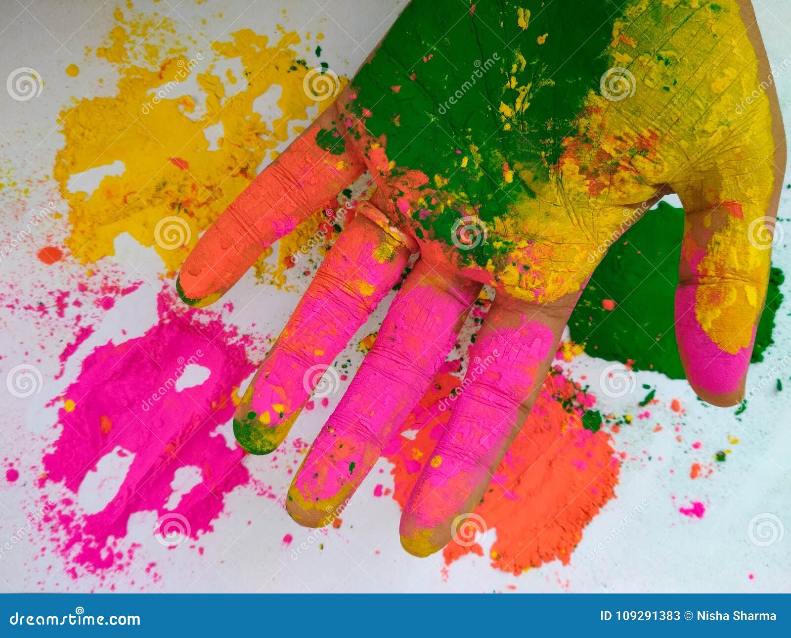 Mano colorata immagine stock. Immagine di verde, festival - 109291383