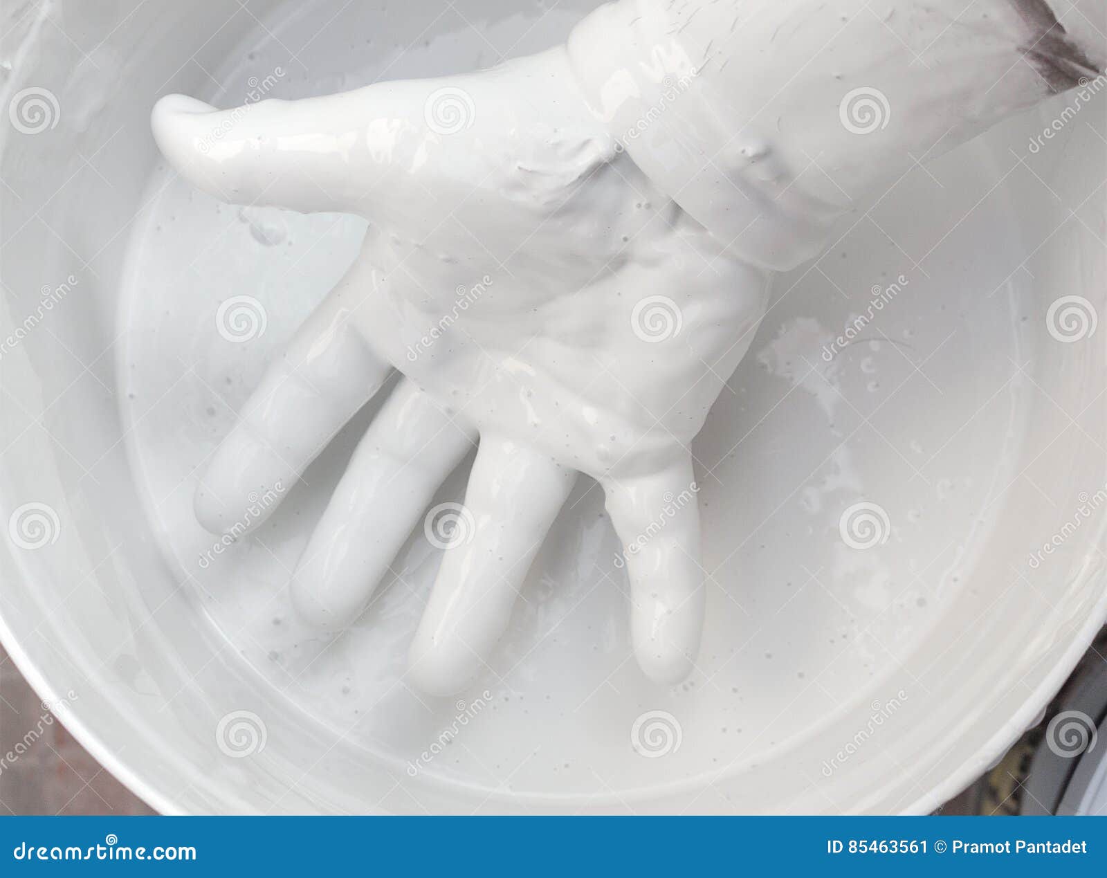 Mano con colores mezclada imagen de archivo. Imagen de pintura - 85463561