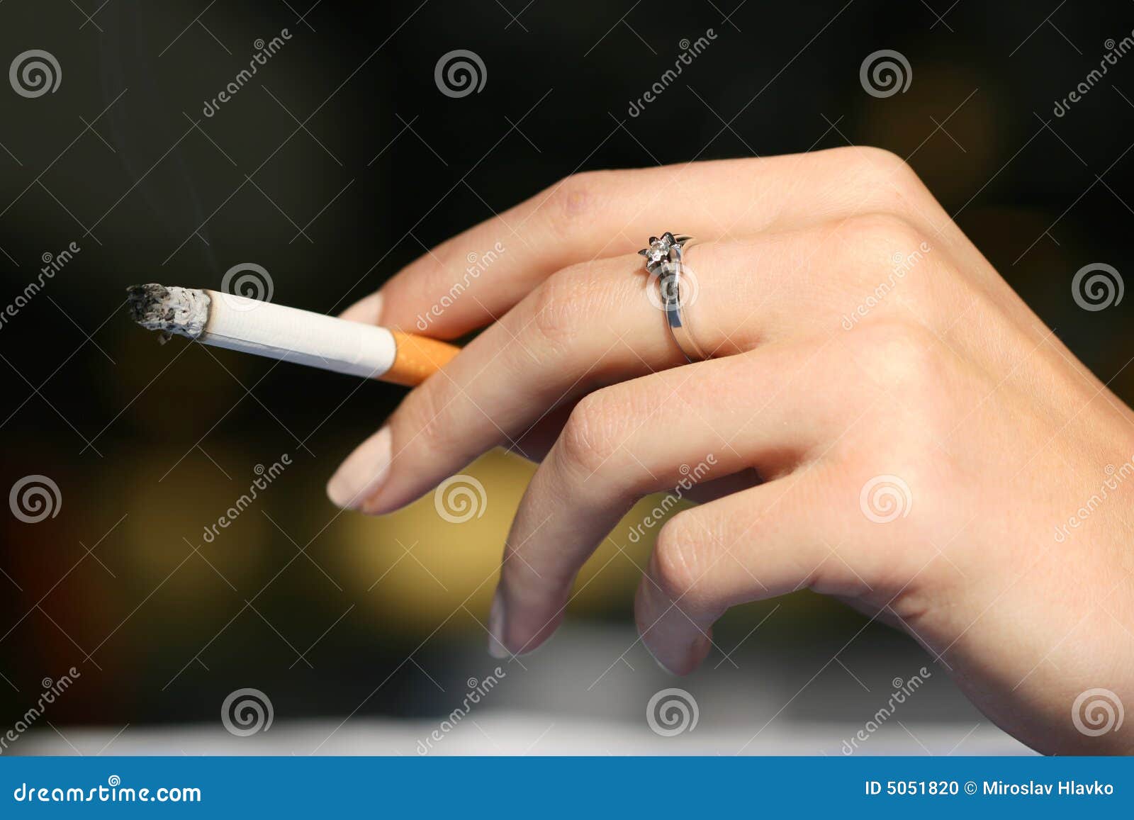 Mano con el cigarrillo foto de archivo. Imagen de cigarrillo - 5051820