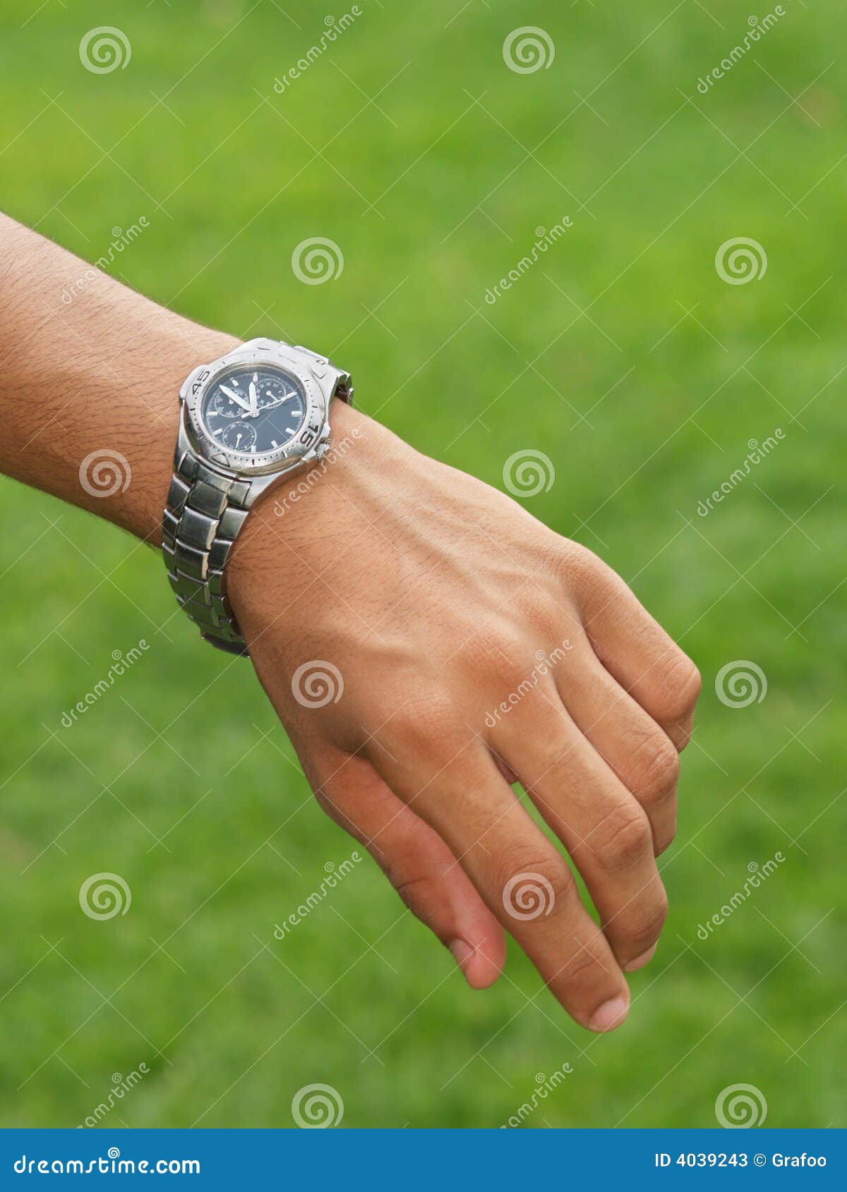 Mano con el reloj imagen de archivo. Imagen de fashionable - 4039243