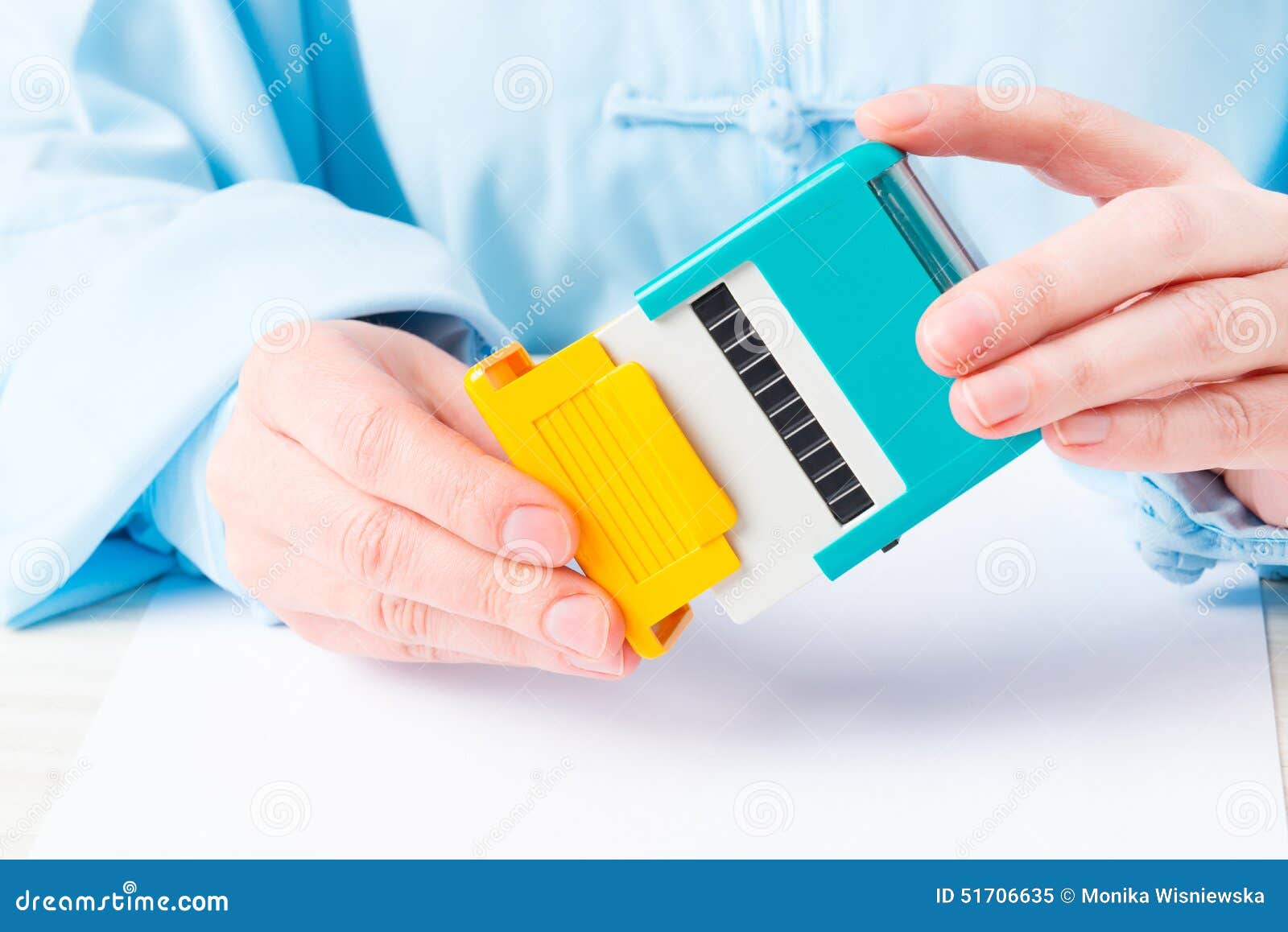 Mano con el sello imagen de archivo. Imagen de documento - 51706635