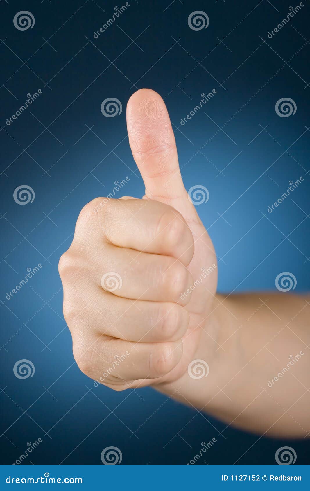 Mano con il pollice in su fotografia stock. Immagine di affermazione ...
