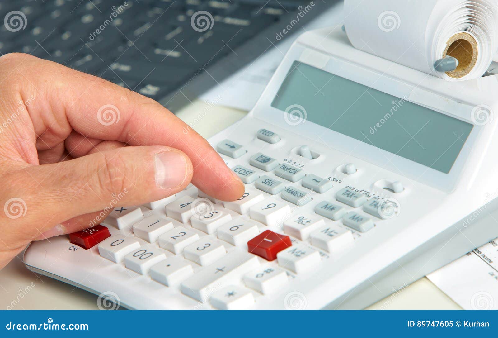 Mano con la calculadora imagen de archivo. Imagen de escritorio - 89747605