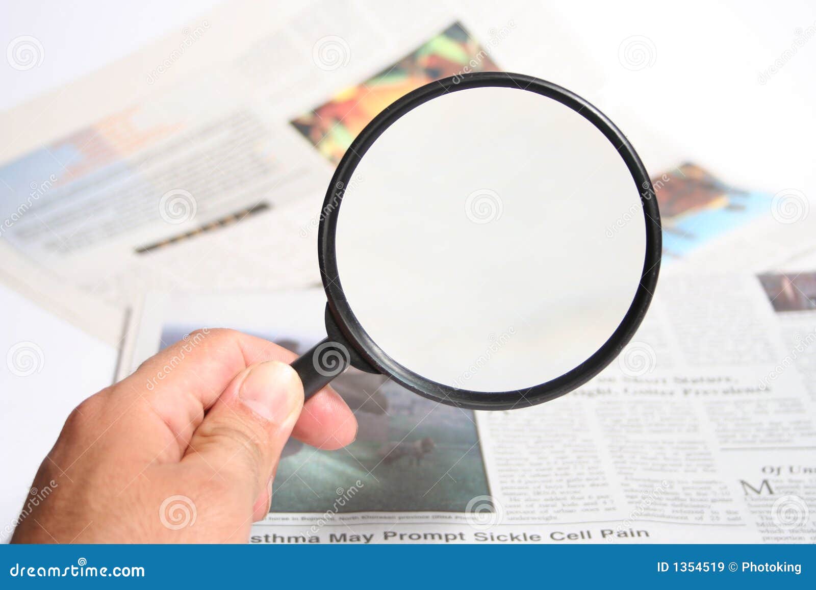 MANO CON LA LUPA imagen de archivo. Imagen de negro, mano - 1354519
