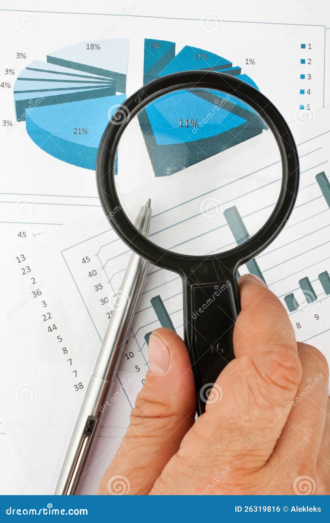 Mano con la lupa foto de archivo. Imagen de negocios - 26319816