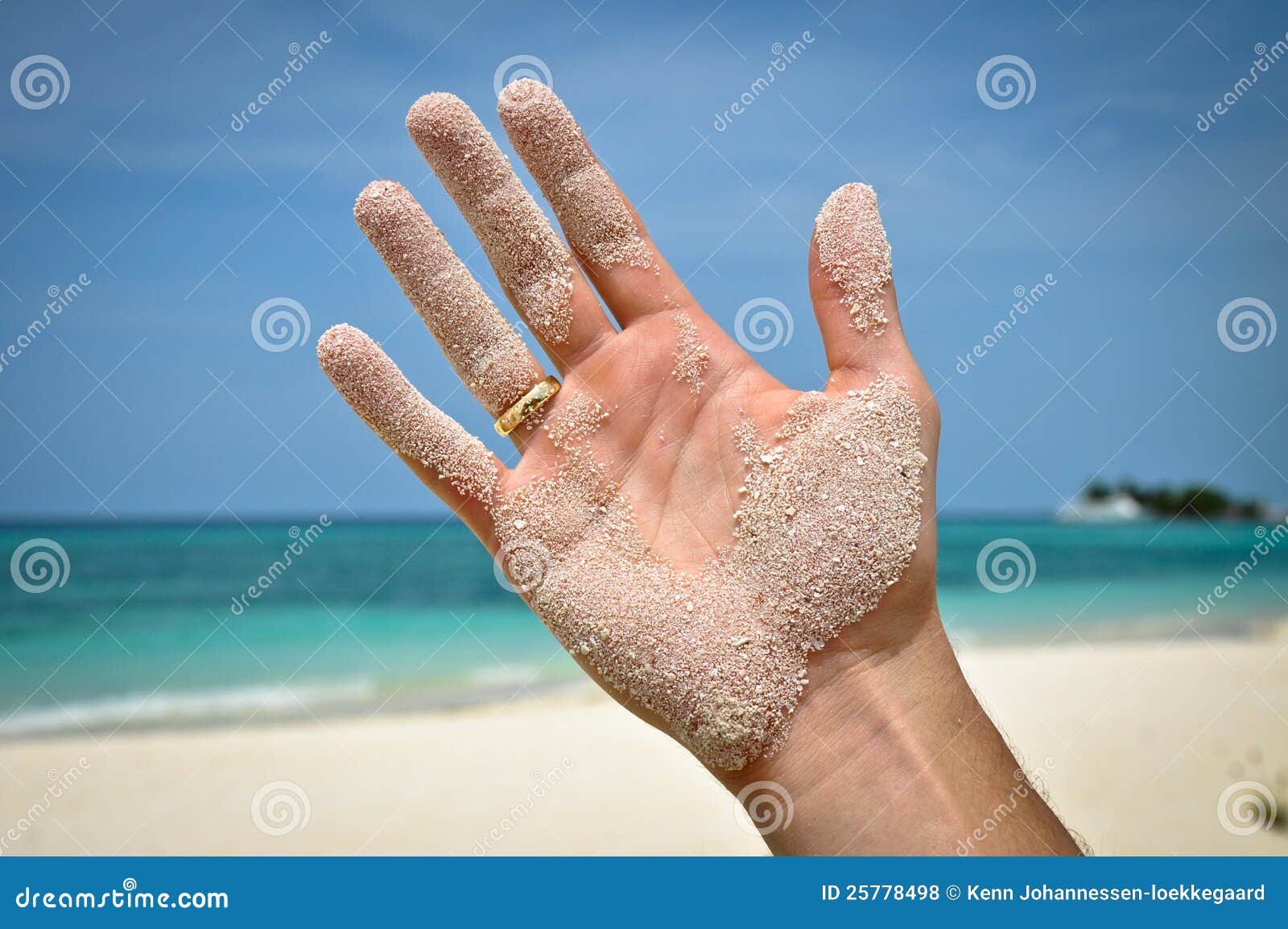 Mano con la sabbia fotografia stock. Immagine di spiaggia - 25778498