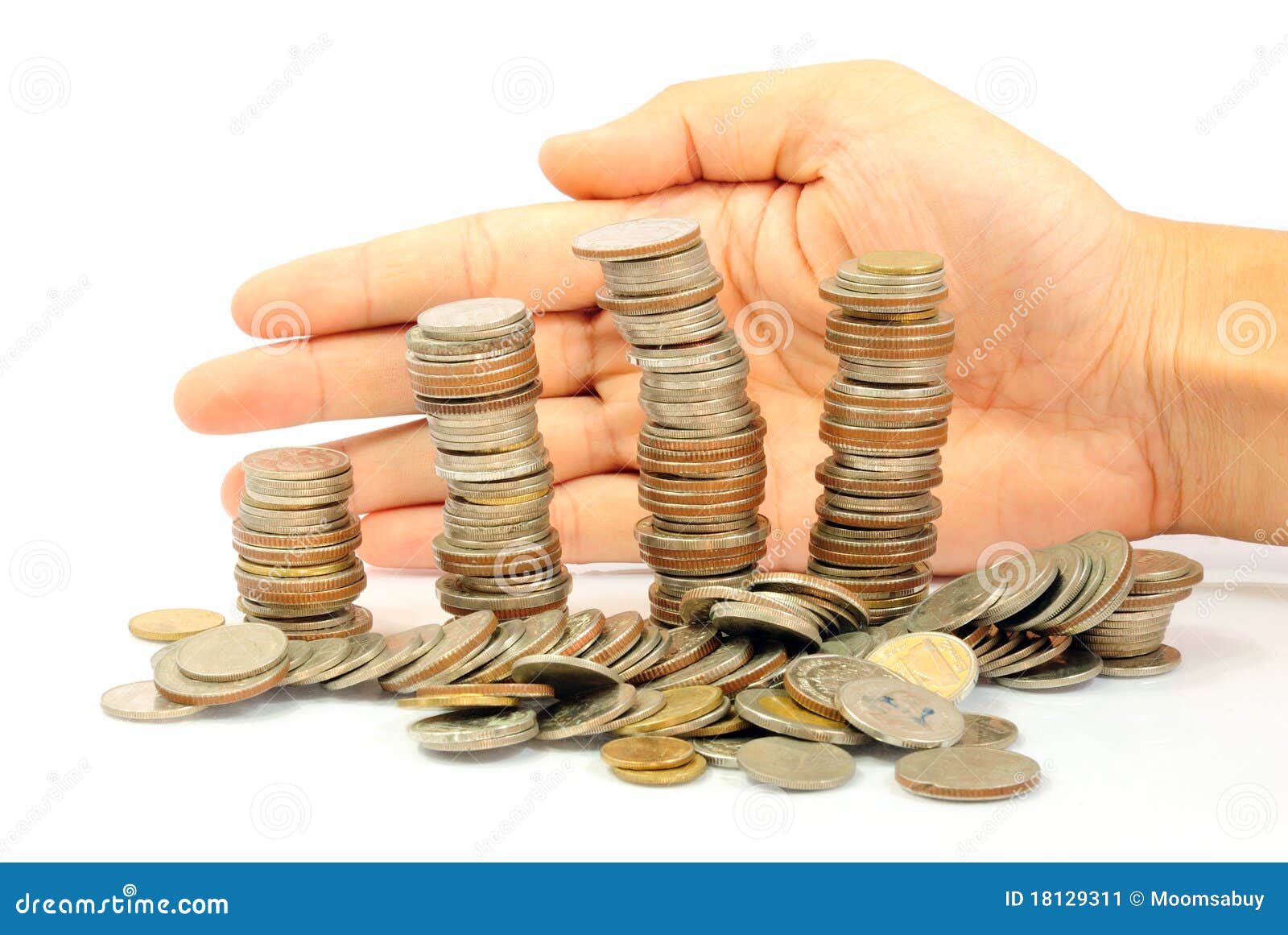 Mano con las monedas imagen de archivo. Imagen de aislado - 18129311