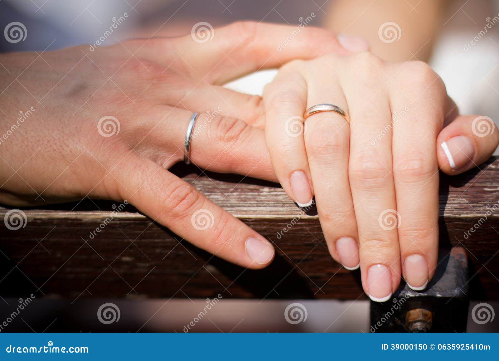 Mano Con Los Anillos De Bodas Foto de archivo - Imagen de dedos ...