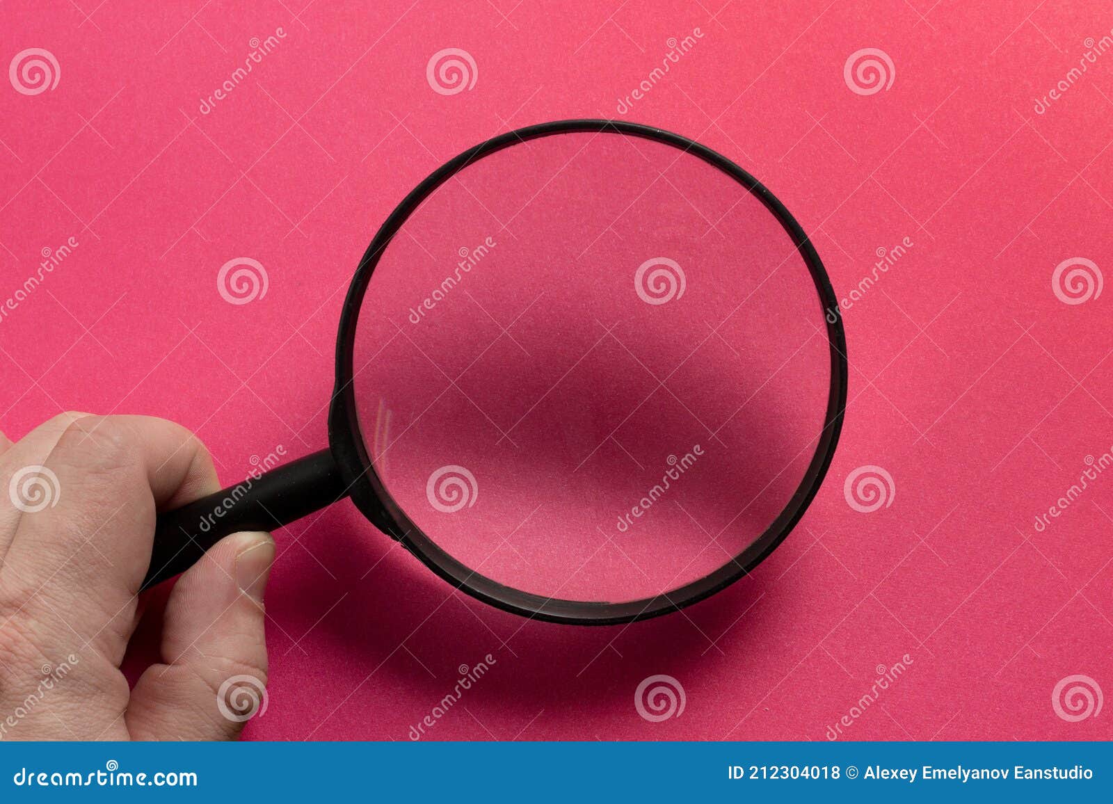 Mano Con Lupa Sobre Fondo Rojo Foto de archivo - Imagen de idea ...