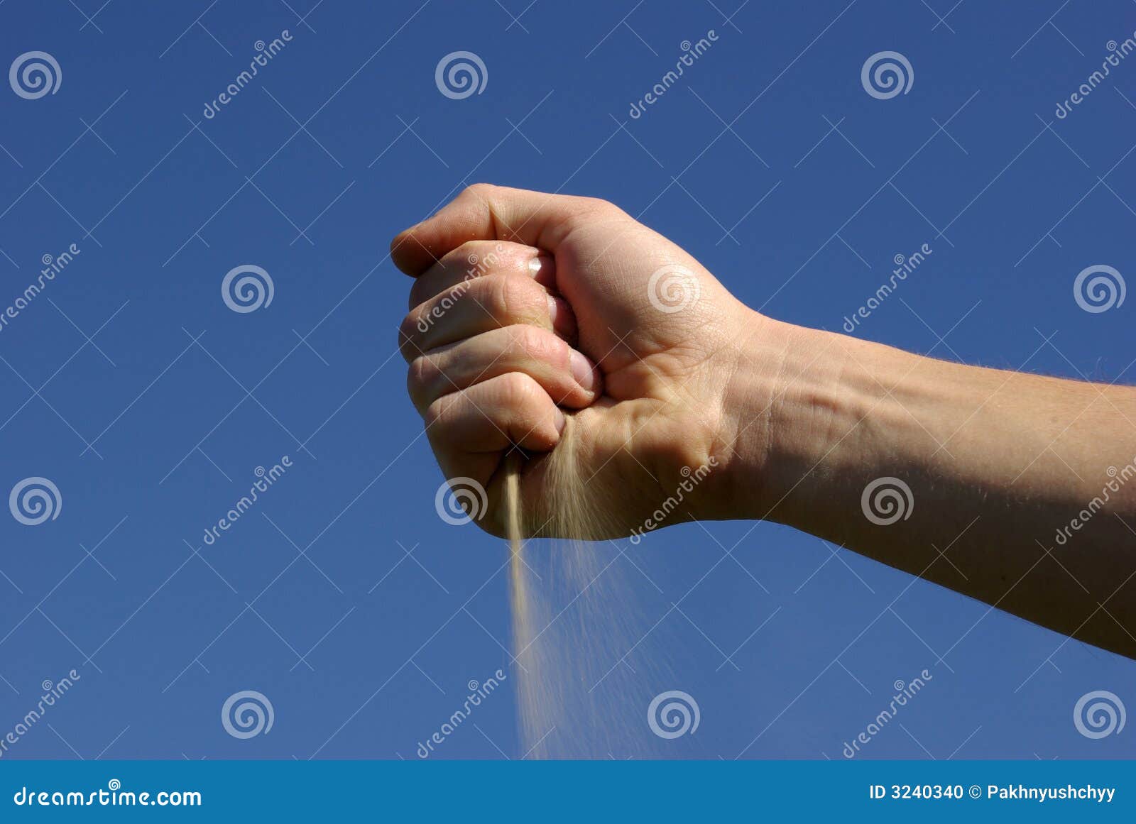 Mano con un chirrido foto de archivo. Imagen de horizonte - 3240340