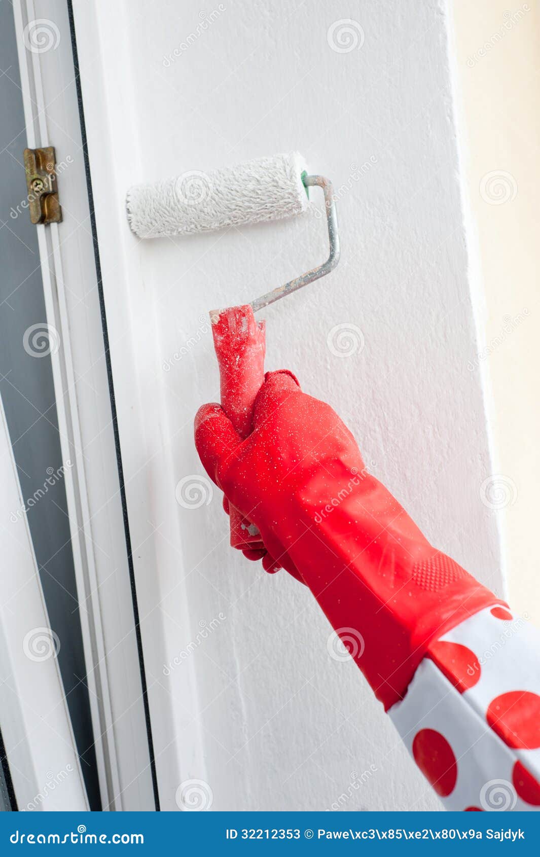 Mano Con Un Rodillo Que Pinta La Pared Imagen de archivo - Imagen de ...