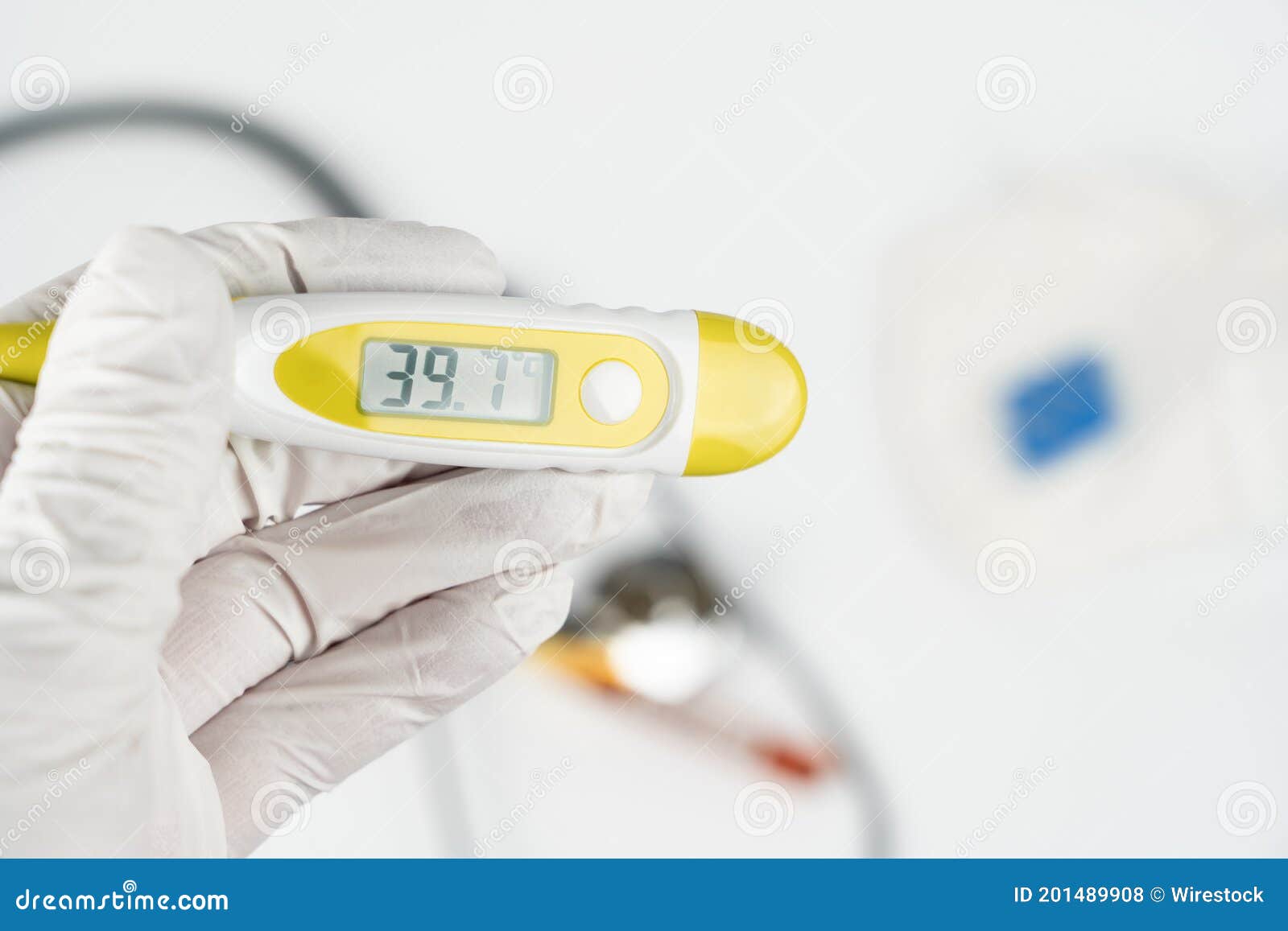 Mano Con Un Termometro Clinico E 397 Gradi Centigradi Della Temperatura ...