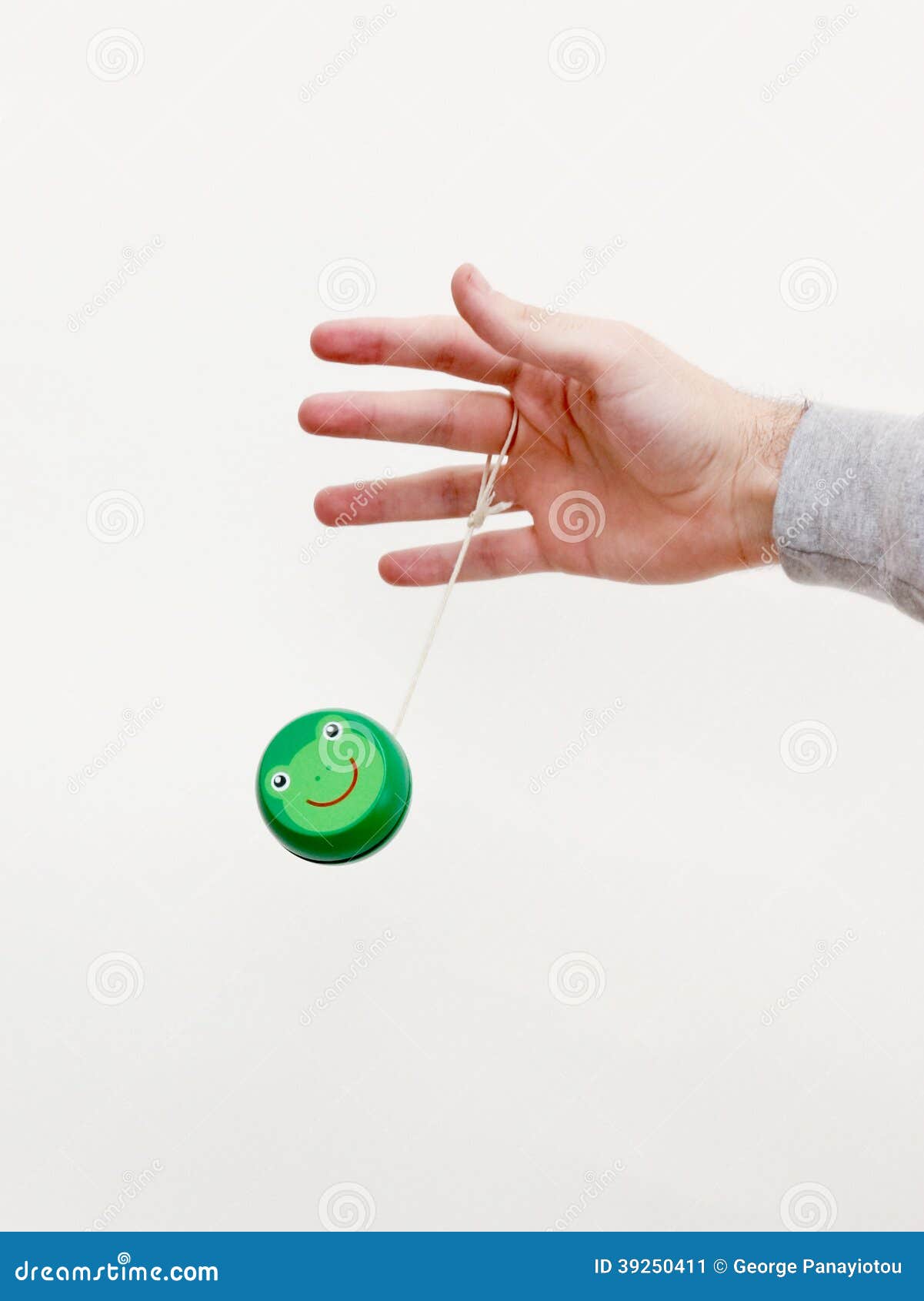 Mano con un yo-yo verde immagine stock. Immagine di isolato - 39250411