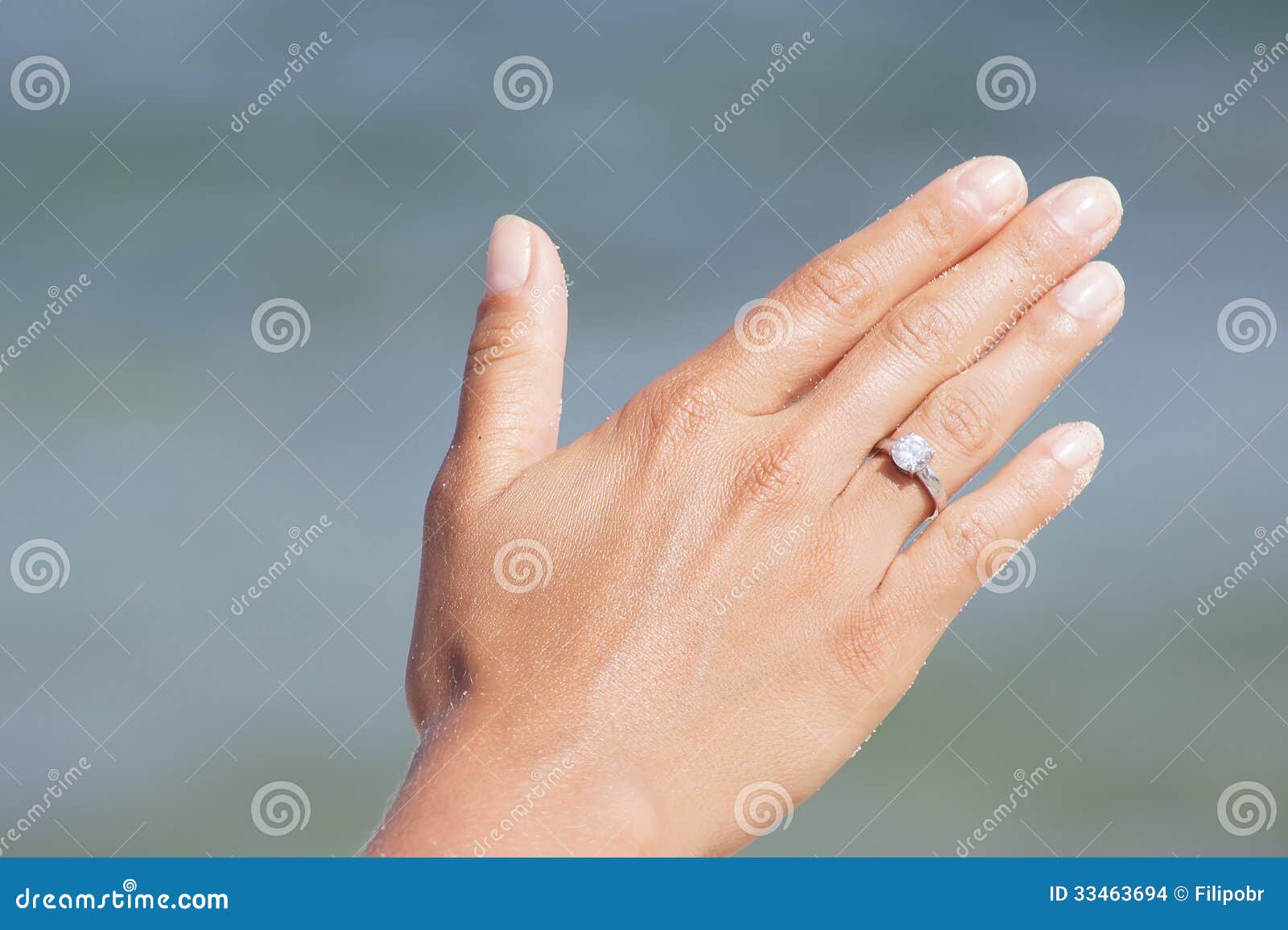 Mano De La Mujer Con El Anillo De Compromiso Foto de archivo - Imagen ...