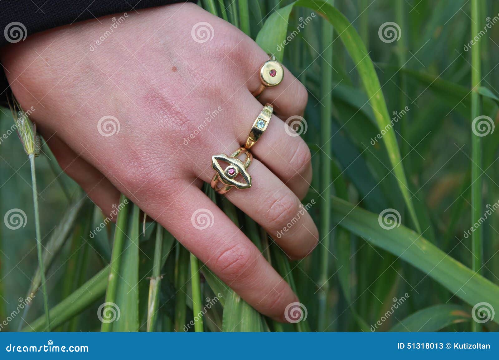 Mano De La Mujer Con Los Anillos De Oro Imagen de archivo - Imagen de ...