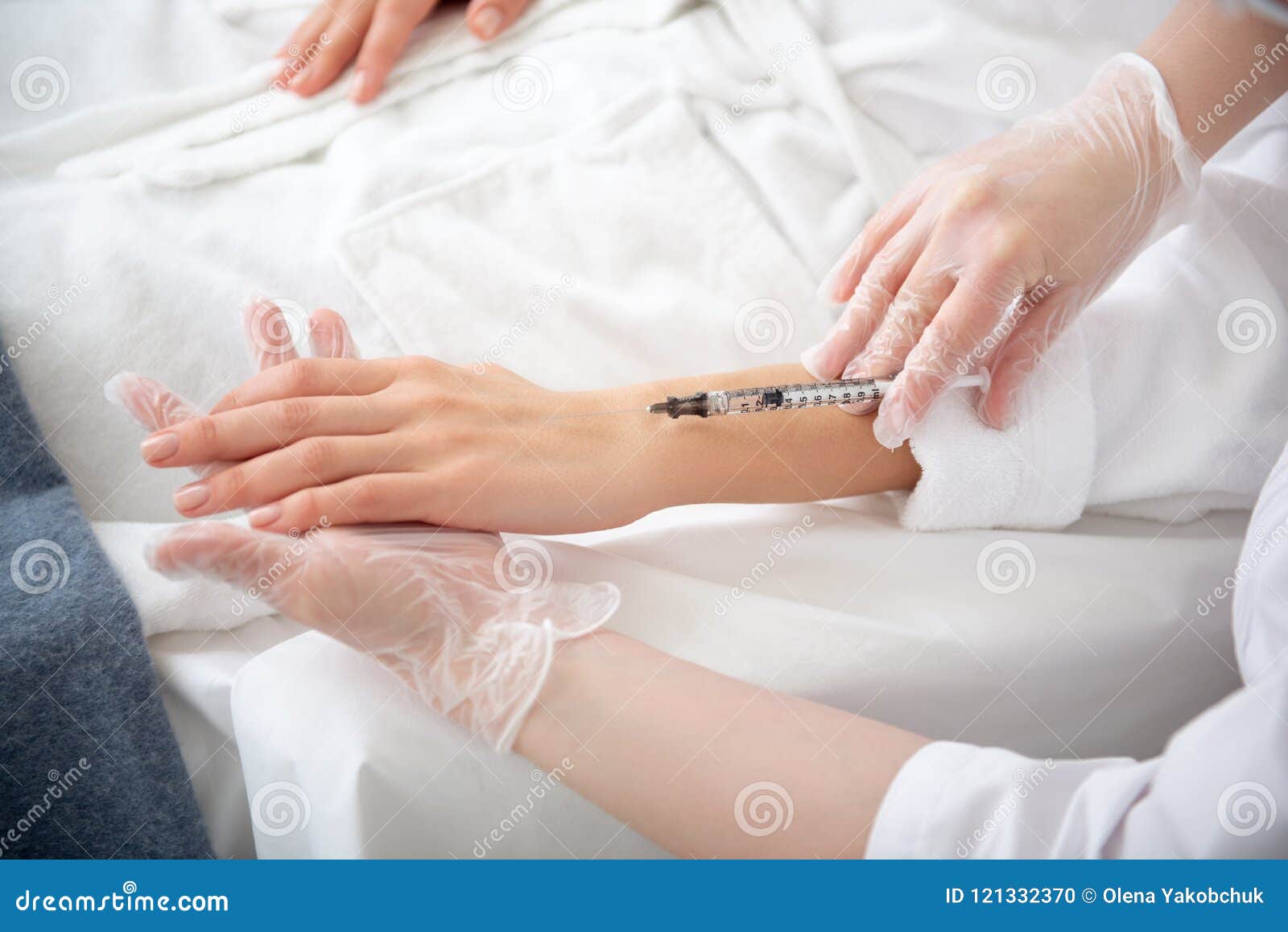 Mano De La Mujer Que Da El Pinchazo Para El Cliente Foto de archivo ...