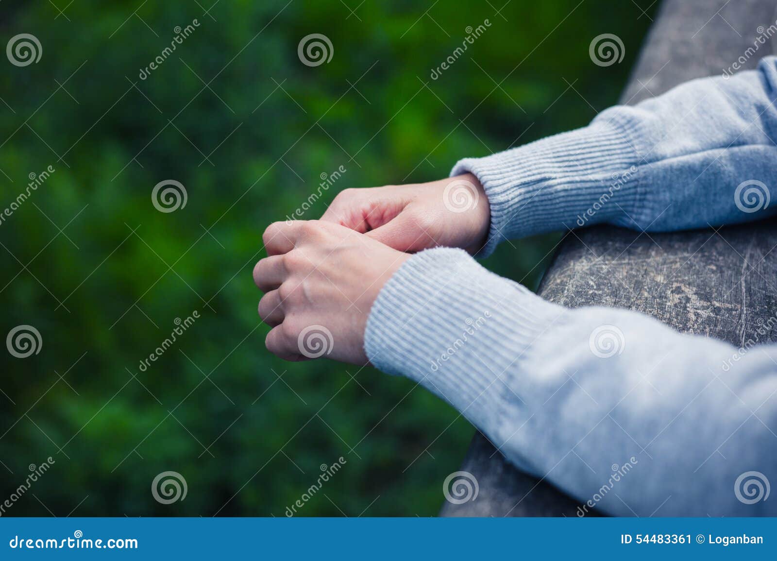 Mano De La Mujer Que Descansa Sobre Haz De Madera Imagen de archivo ...