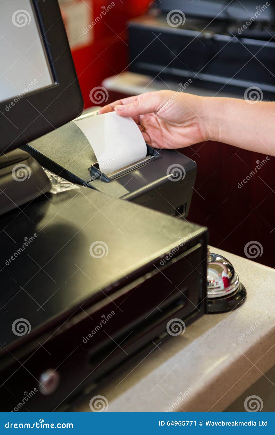 Mano De La Mujer Que Toma El Recibo Imagen de archivo - Imagen de ...