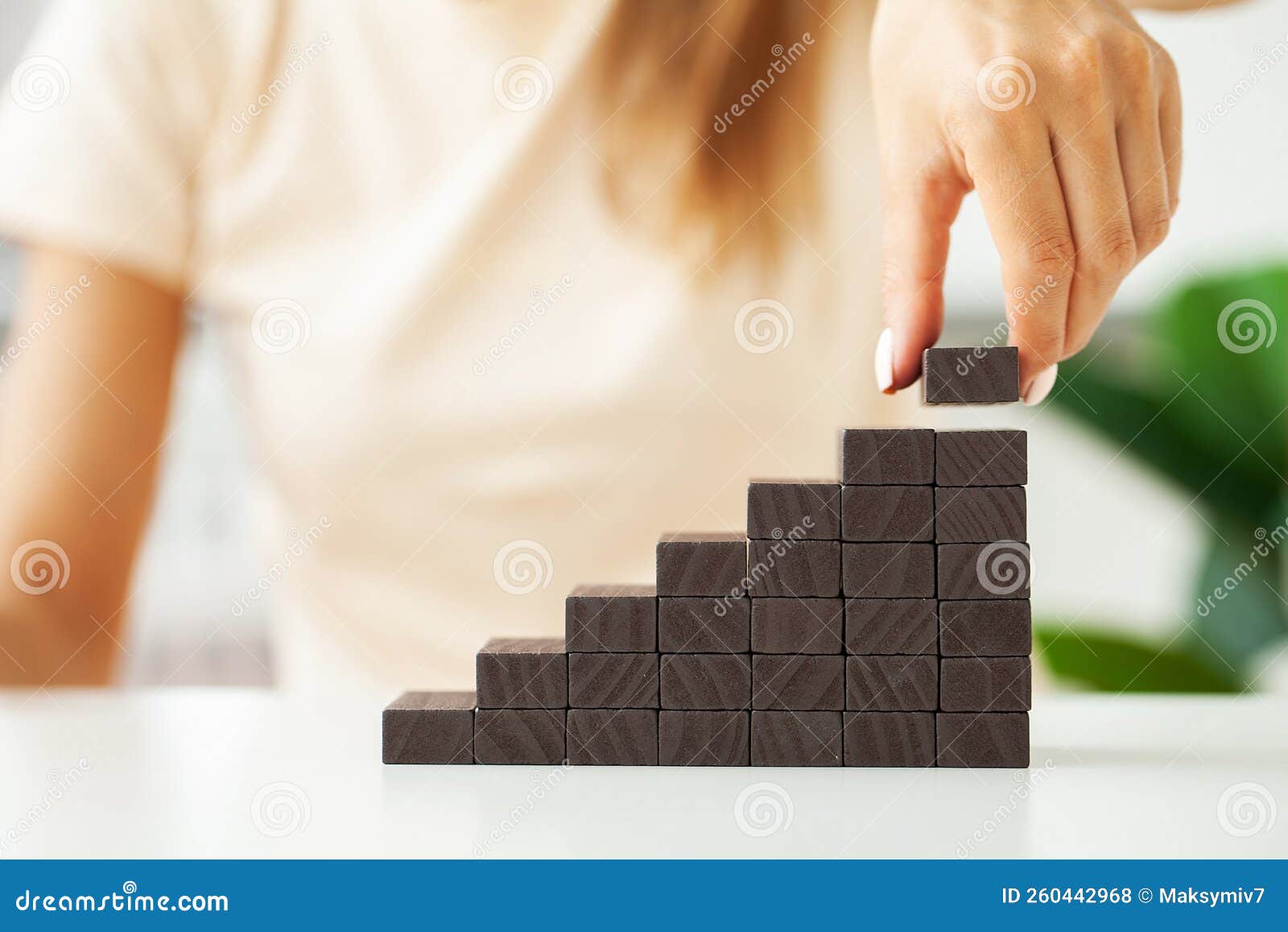Mano De Mujer Arreglando Apilamiento De Bloques De Madera Como Escalera ... Mano De Mujer Arreglando Apilamiento De Bloques De Madera Como Escalera ...