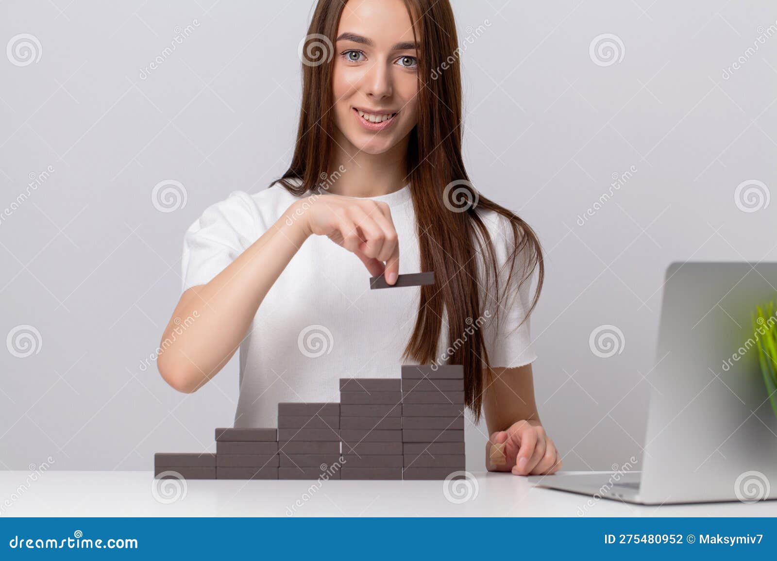Mano De Mujer Arreglando Apilamiento De Bloques De Madera Como Escalera ... Mano De Mujer Arreglando Apilamiento De Bloques De Madera Como Escalera ...