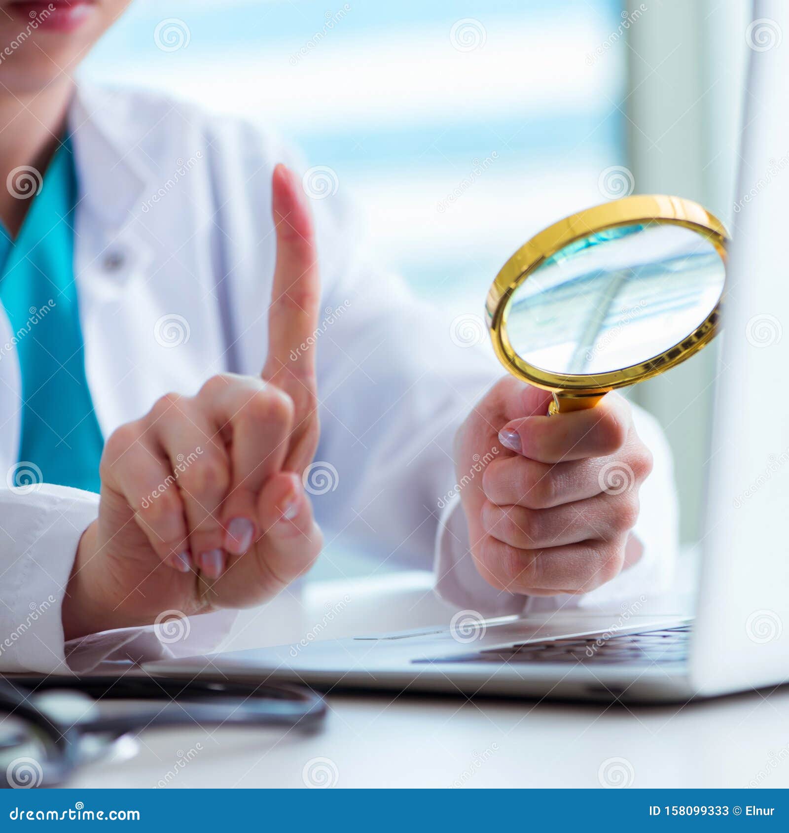 Mano del doctor con lupa imagen de archivo. Imagen de virtual - 158099333