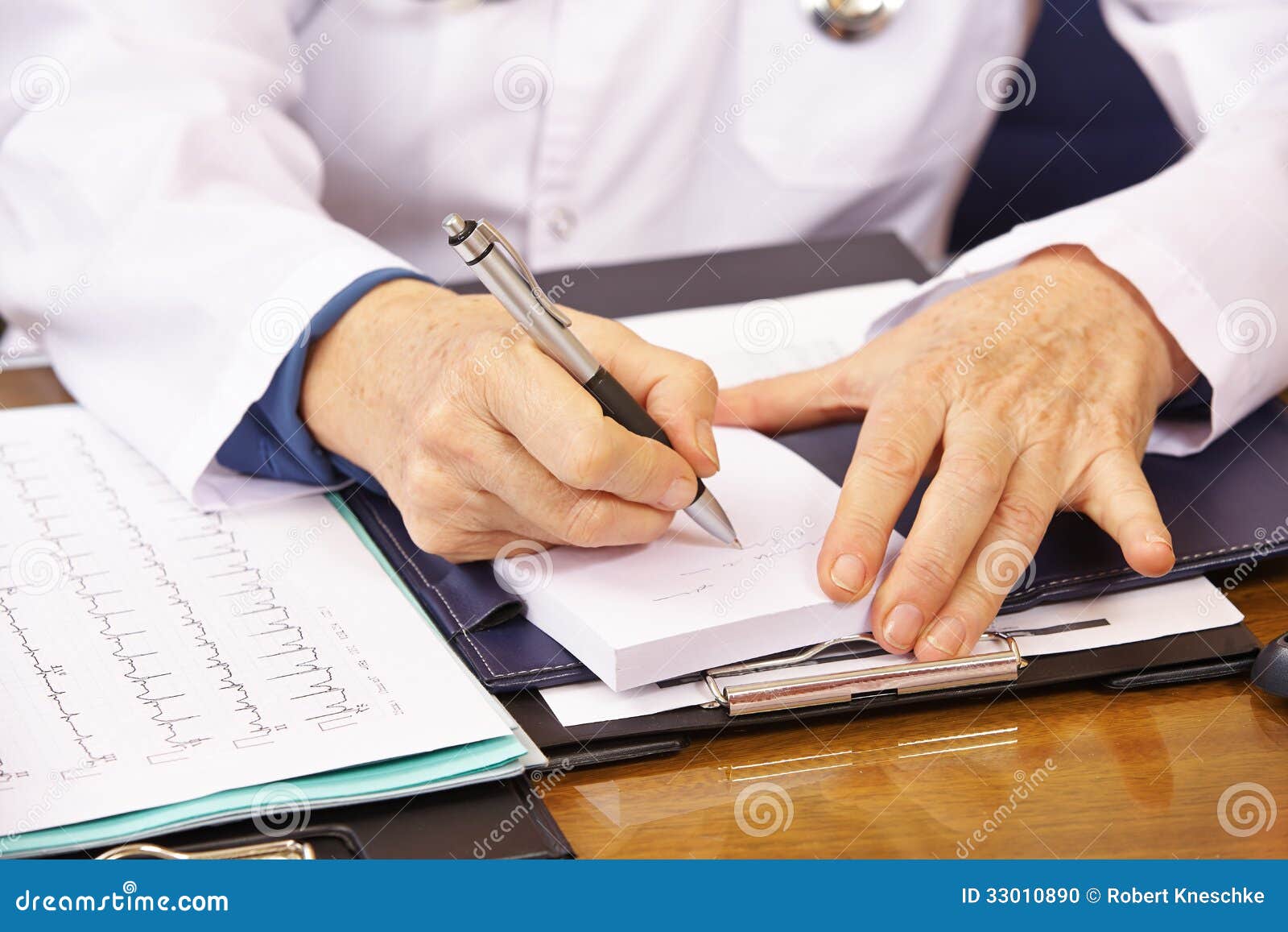 Mano Del Doctor Que Toma Notas Foto de archivo - Imagen de hospital ...