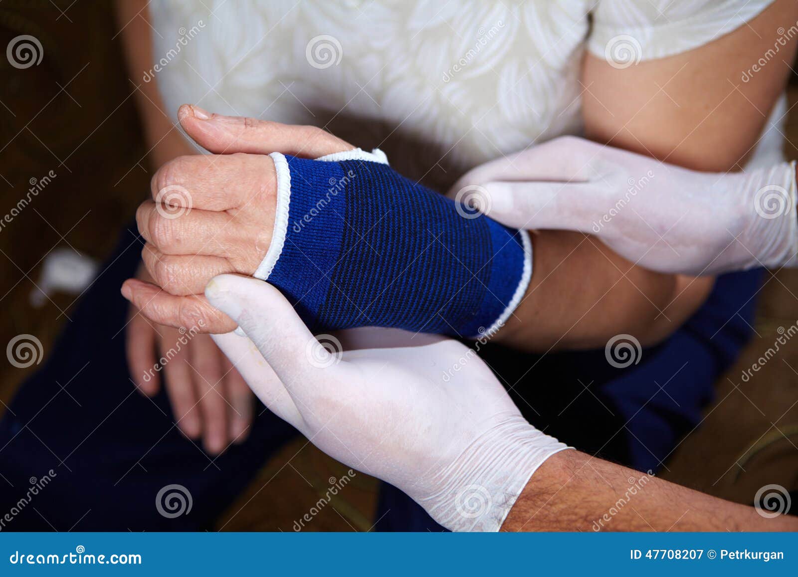 Mano Del Paciente Con El Vendaje Imagen de archivo - Imagen de primer ...