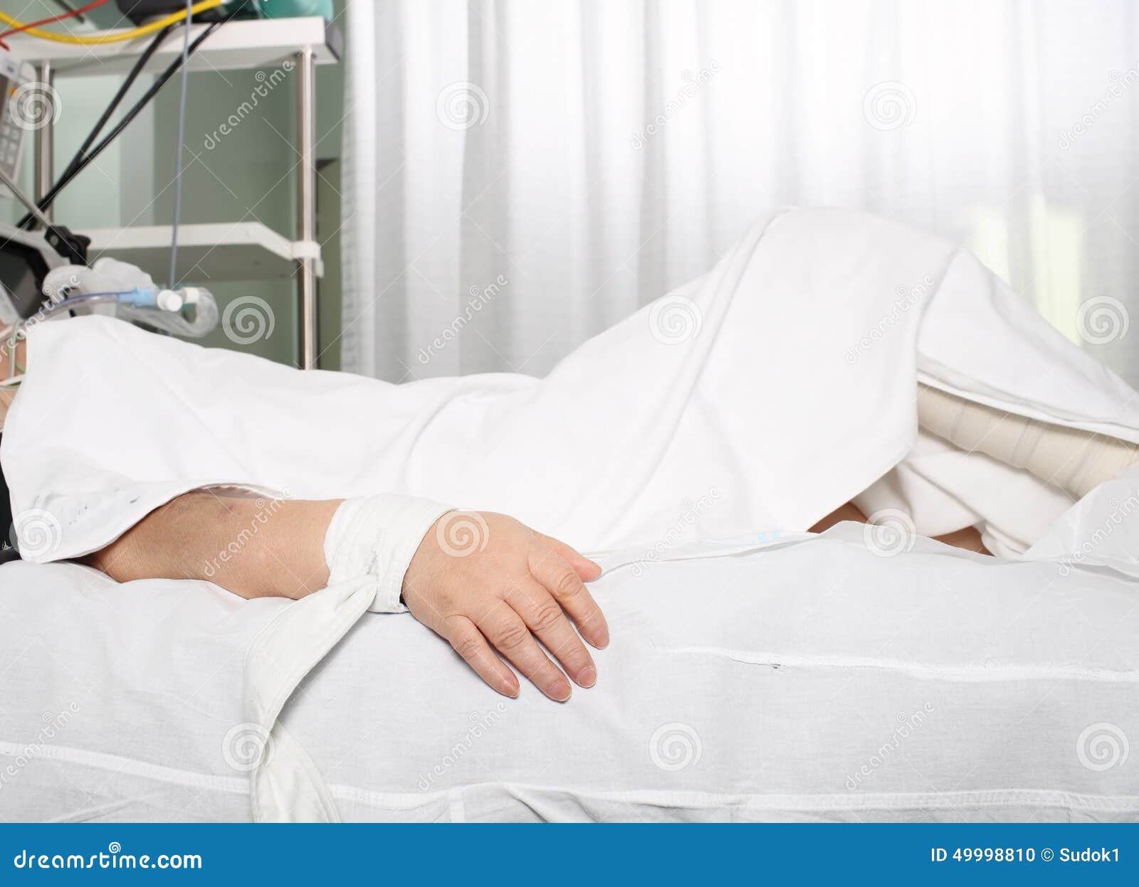 Mano Del Paciente Sufridor Atada a La Cama Foto de archivo - Imagen de ...