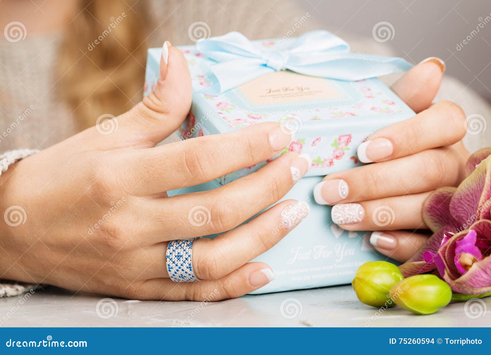 Mano Della Donna Con L'anello Blu Dei Gioielli Fotografia Stock ...