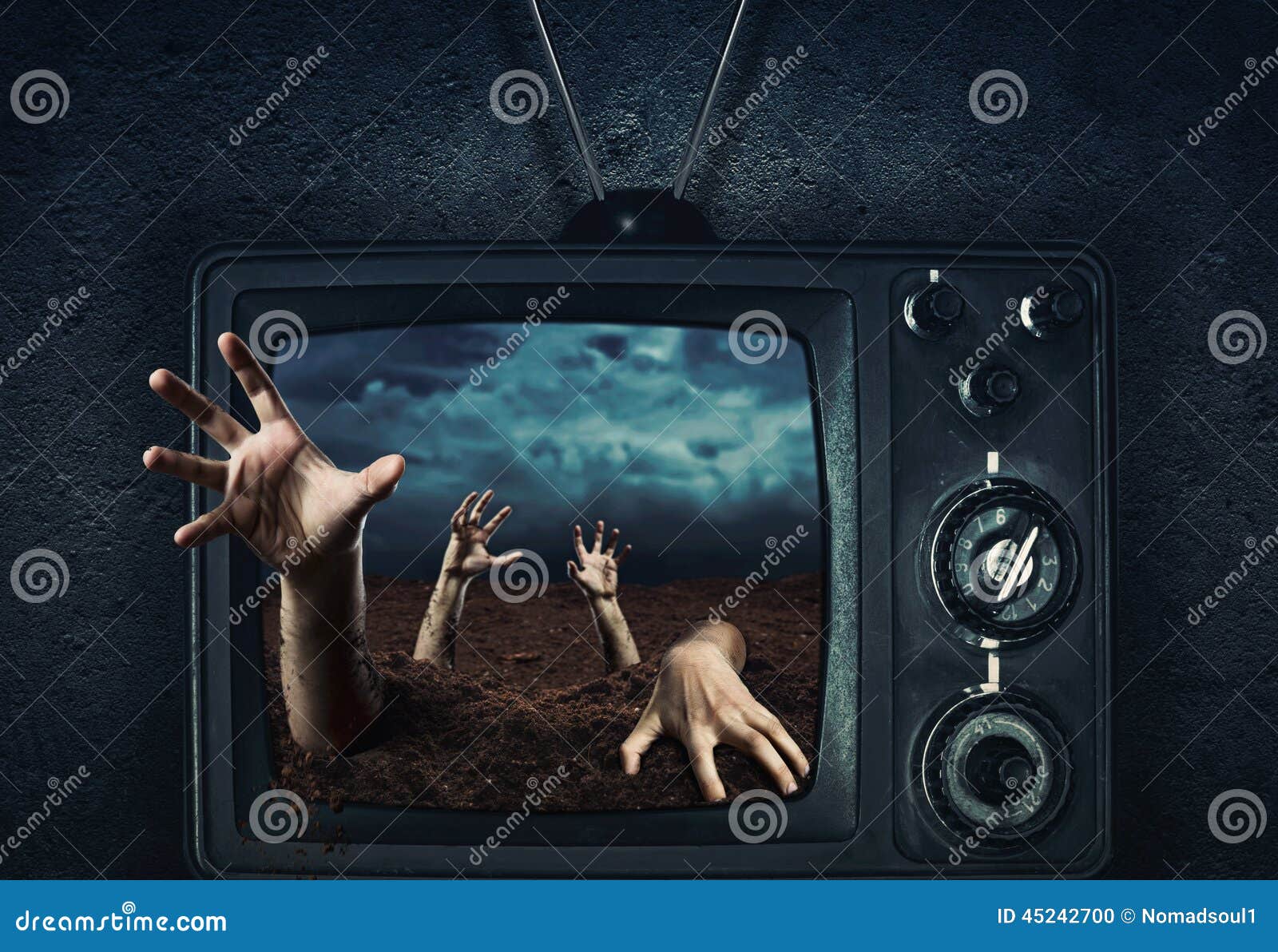 Mano Dello Zombie Che Esce Da TV Fotografia Stock - Immagine di foresta ...