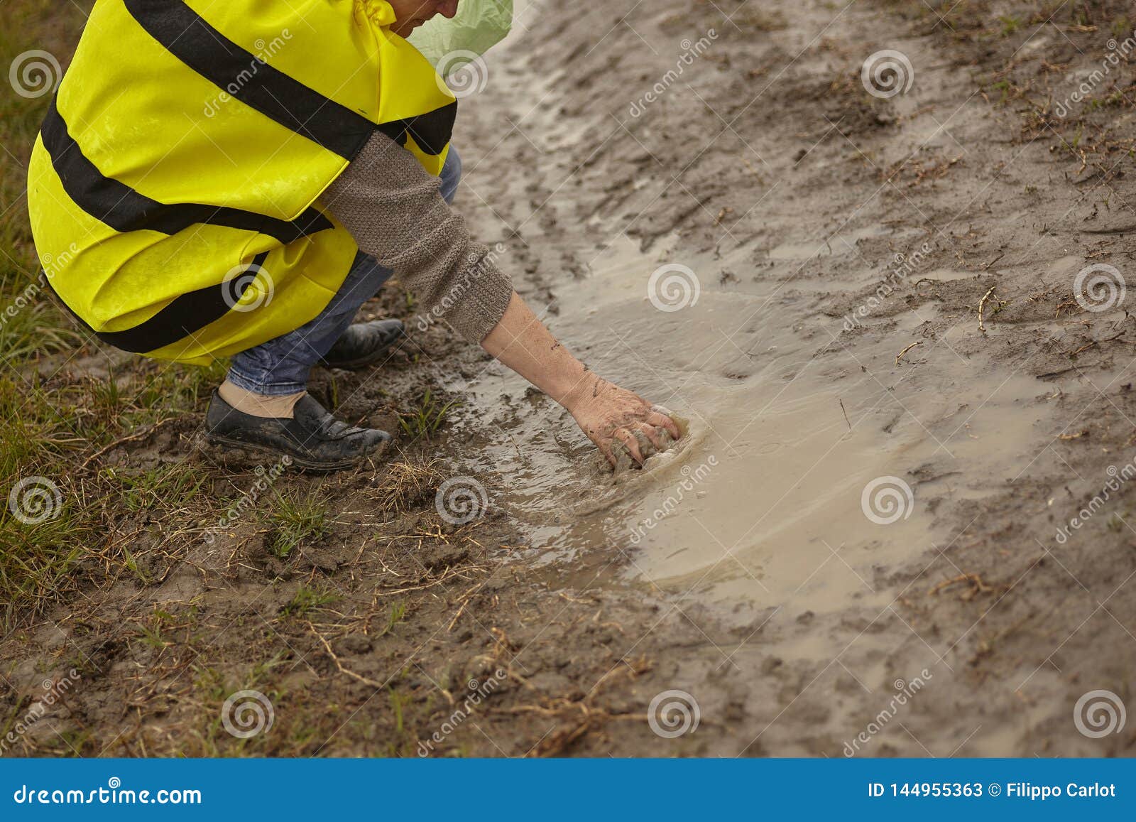 Mano dentro una pozza fotografia stock editoriale. Immagine di pioggia ...