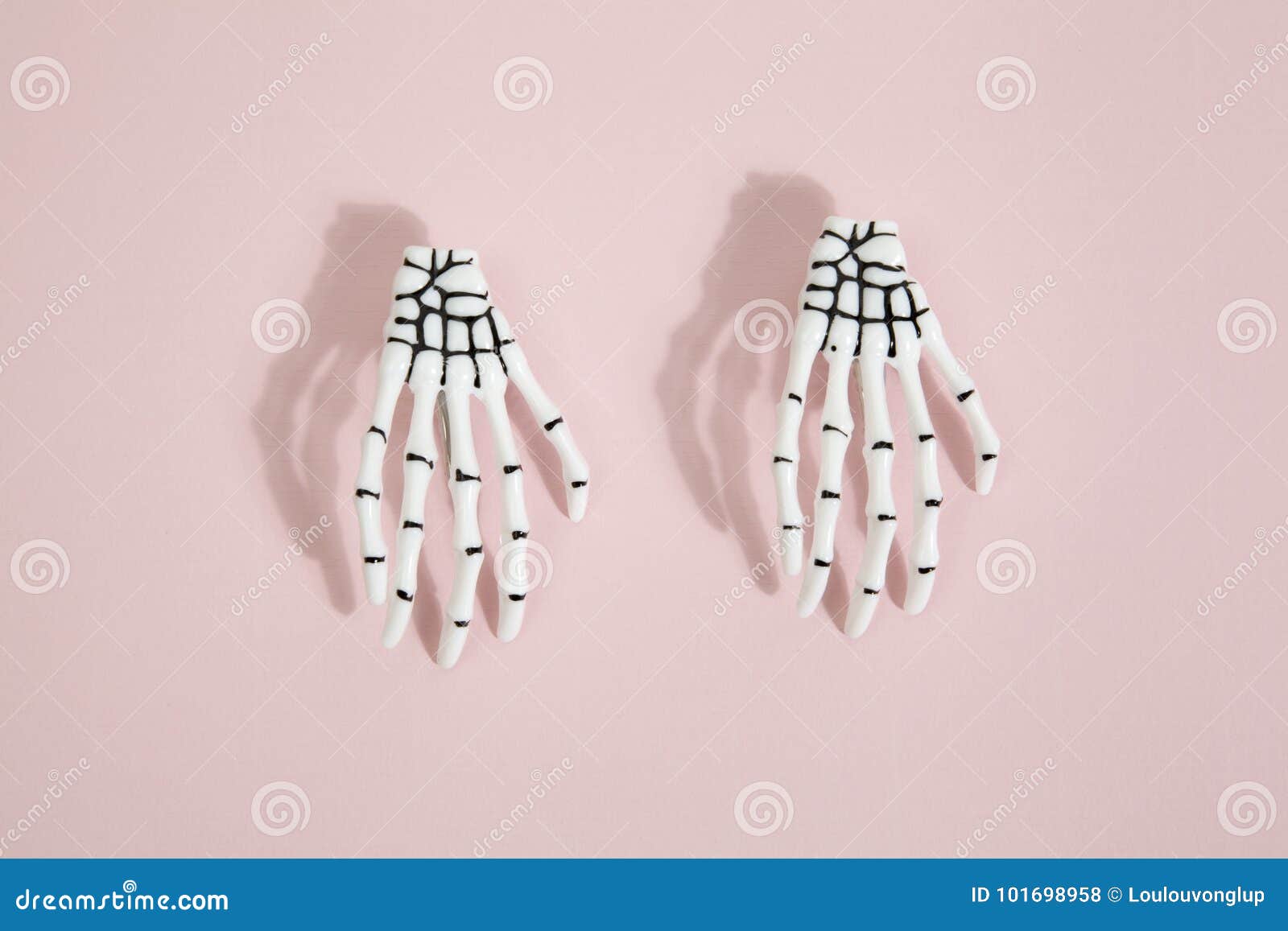 Mano di scheletro rosa fotografia stock. Immagine di minimalista ...