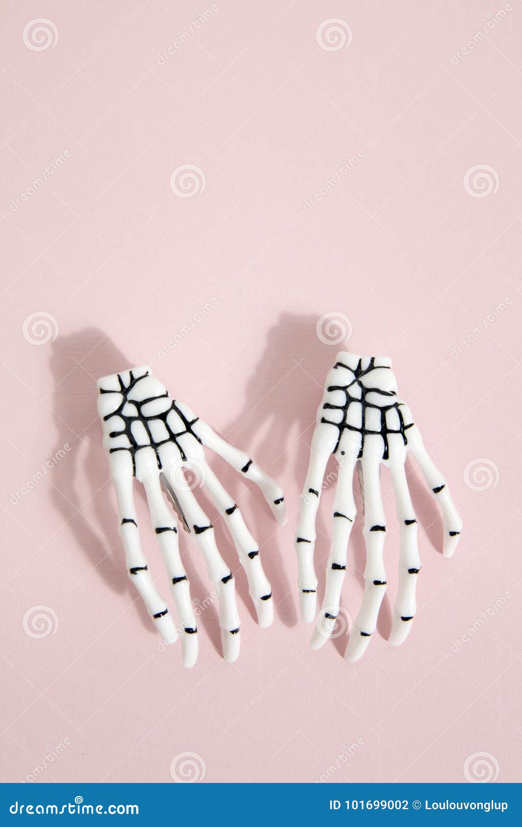 Mano di scheletro rosa fotografia stock. Immagine di minimalista ...