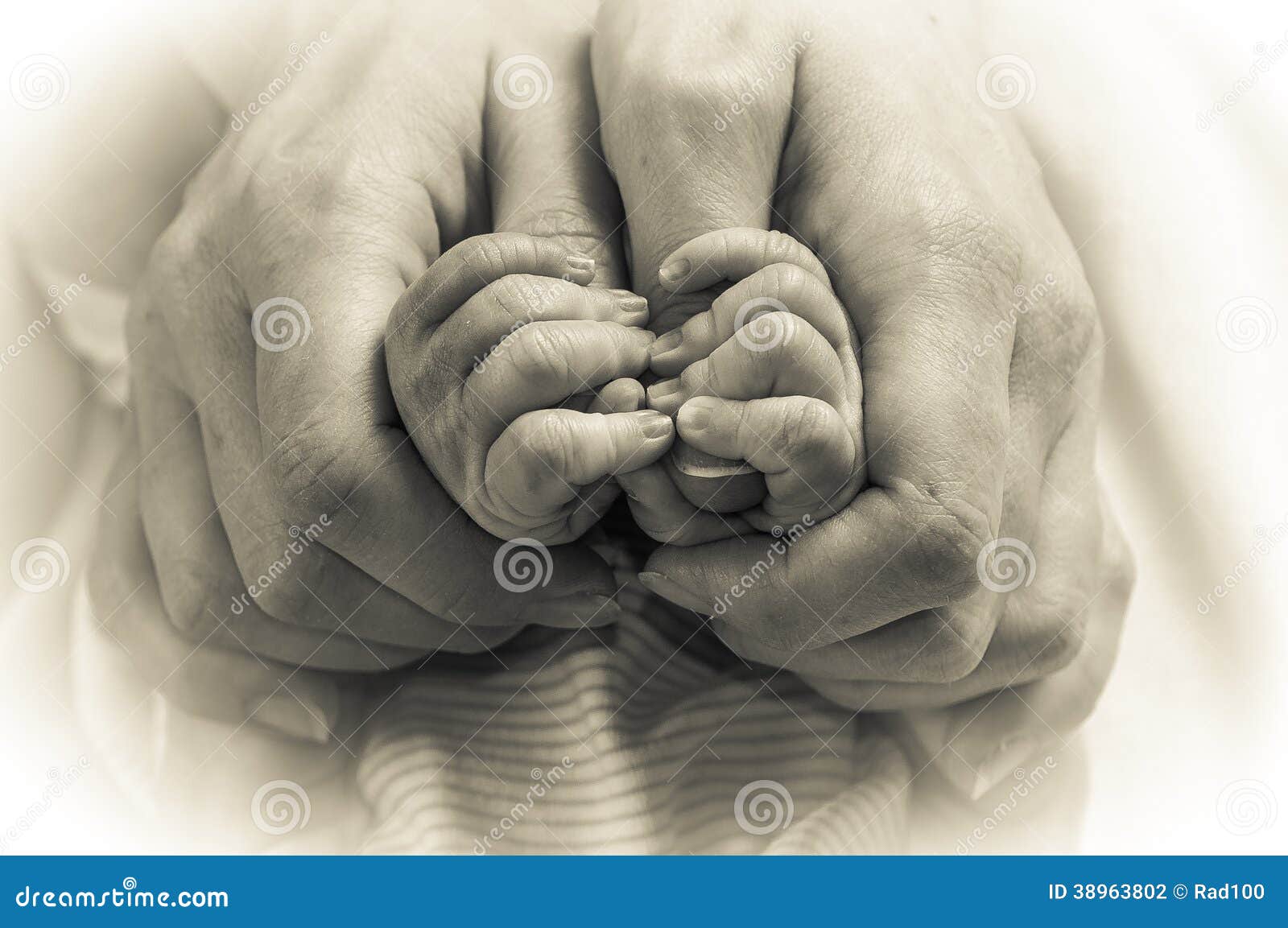 Mano di un neonato fotografia stock. Immagine di maternità - 38963802