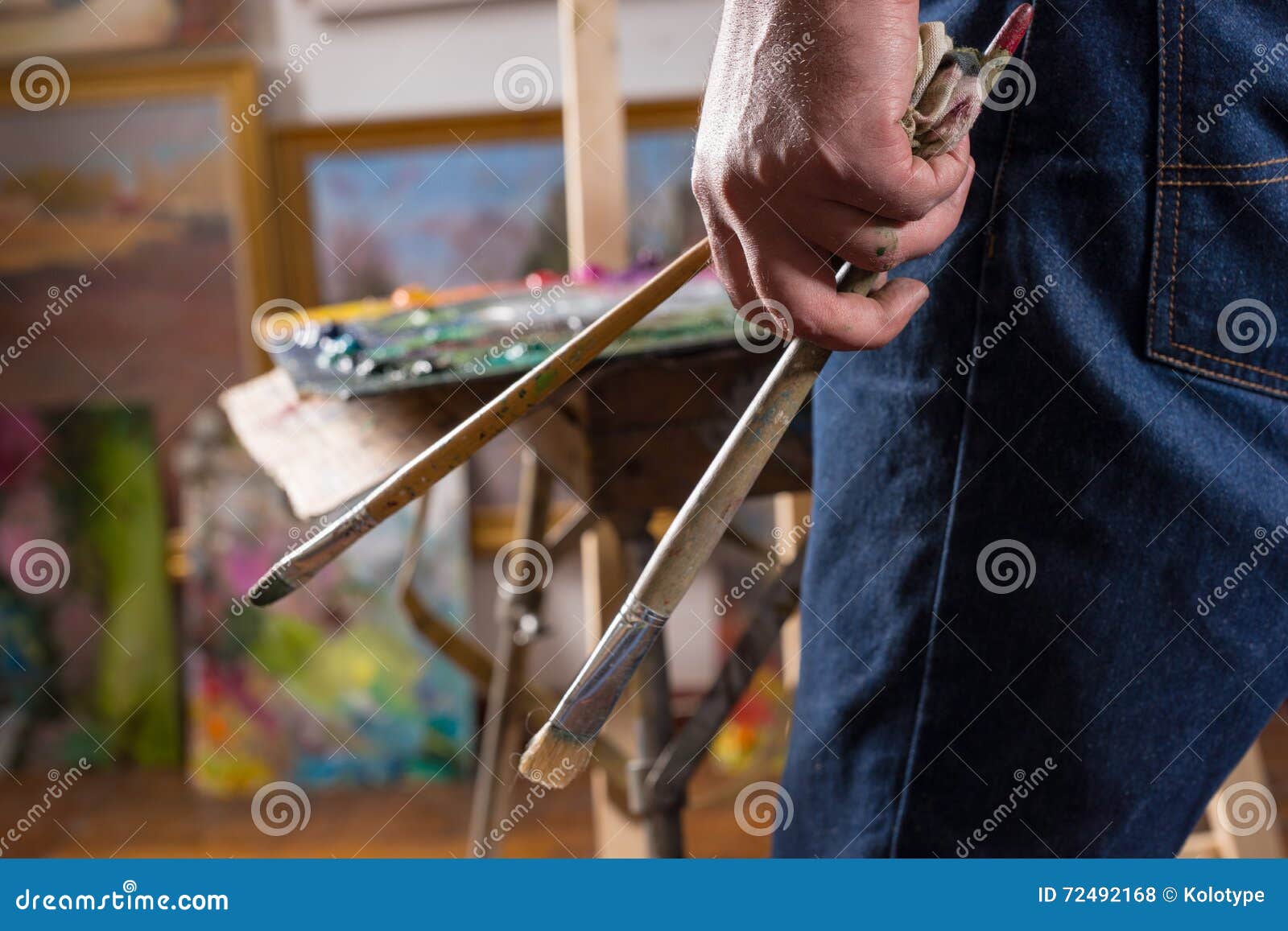 Mano Di Un Pittore Con Un Pennello Fotografia Stock - Immagine di basso ...