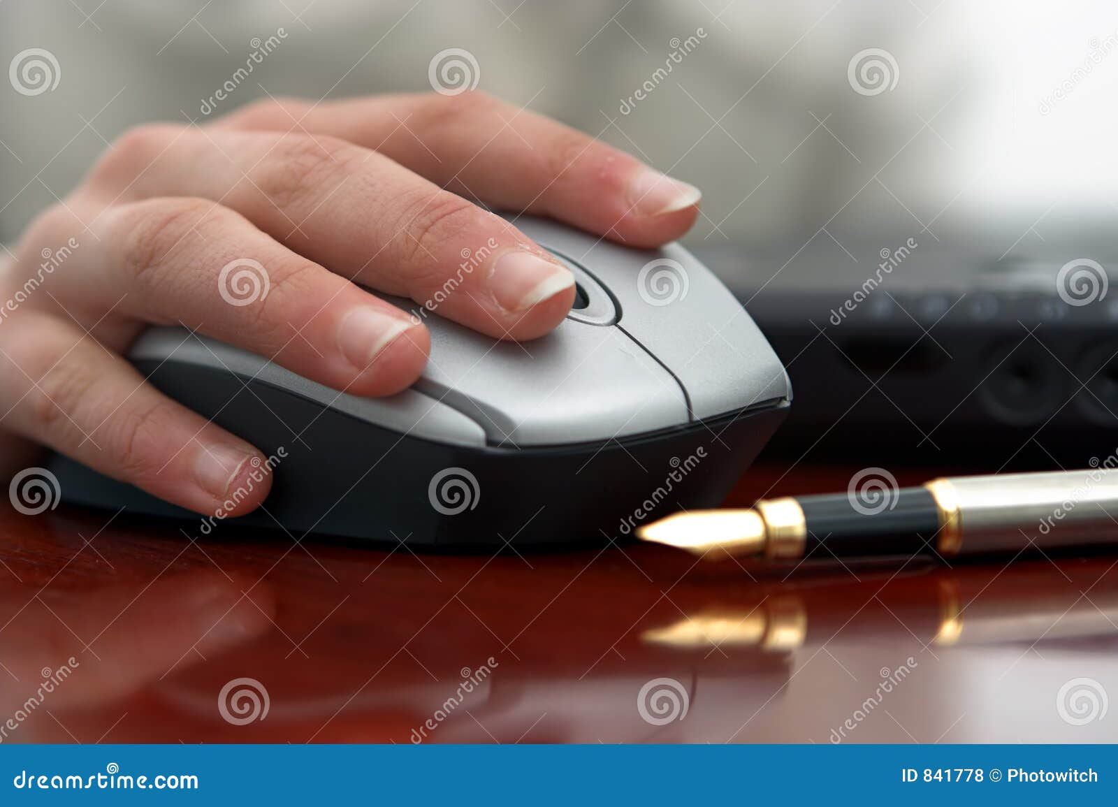 Mano e mouse fotografia stock. Immagine di operatore, telefono - 841778