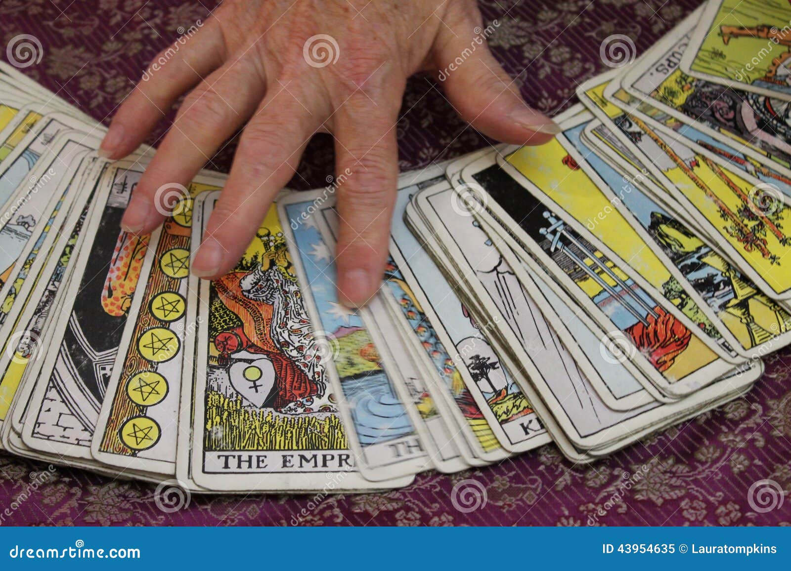Mano en cartas de tarot imagen de archivo. Imagen de cristal - 43954635
