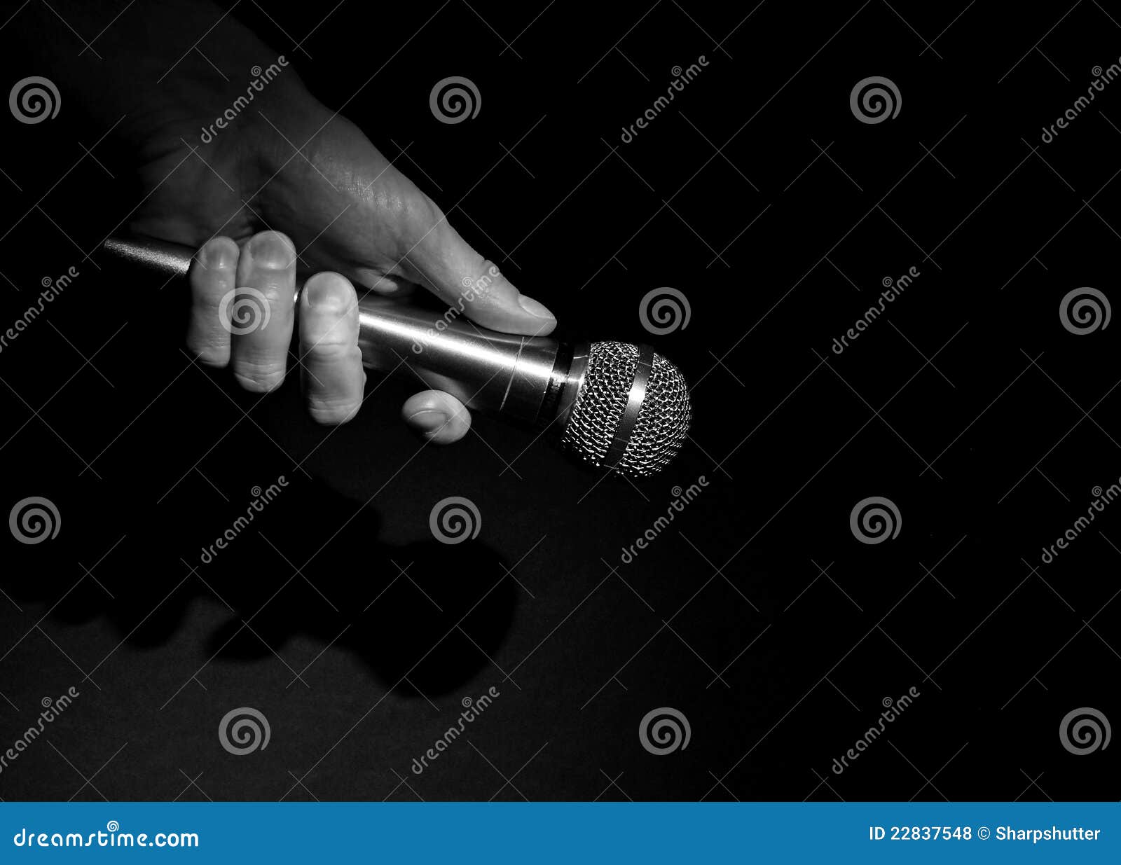 Mano en el mic foto de archivo. Imagen de karaoke, negro - 22837548
