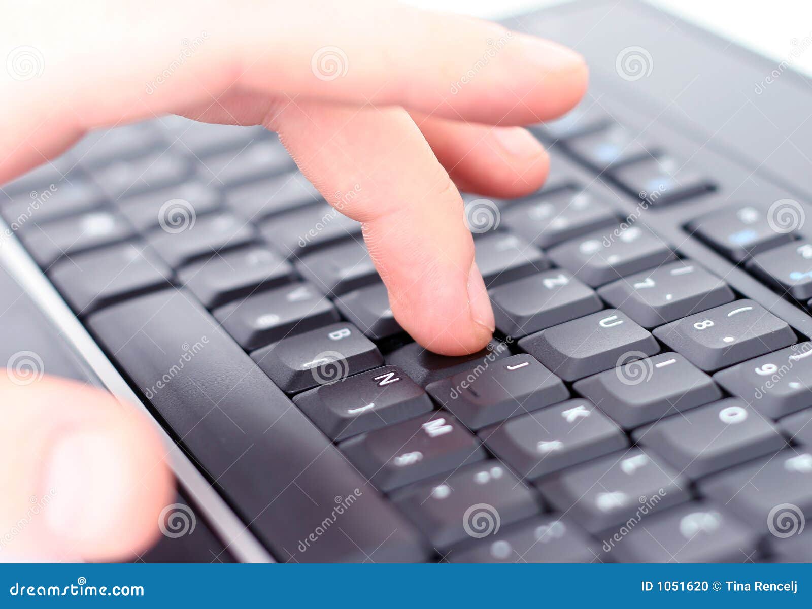 Mano en el teclado foto de archivo. Imagen de ocupado - 1051620