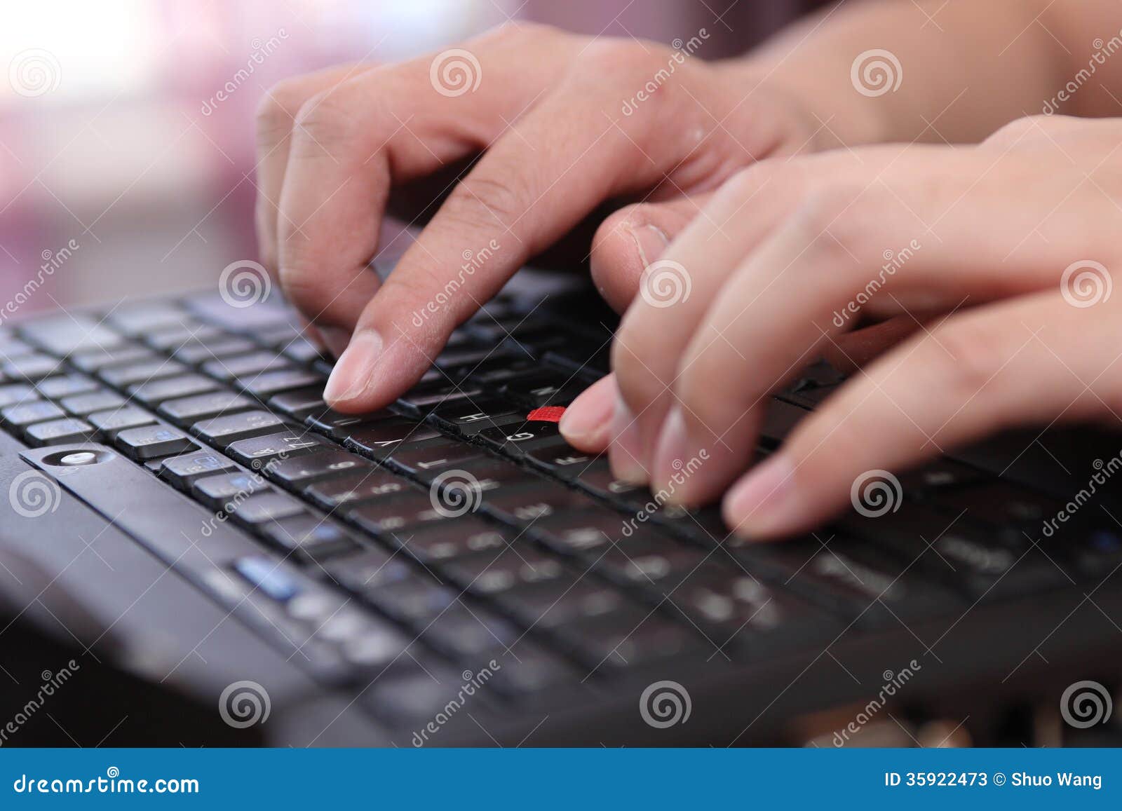 Mano en el teclado imagen de archivo. Imagen de alfabeto - 35922473