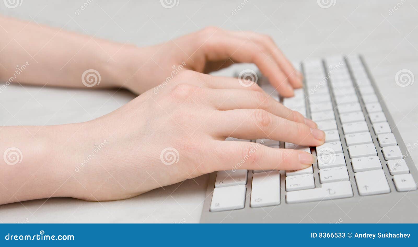 Mano en el teclado imagen de archivo. Imagen de mano, trabajador - 8366533