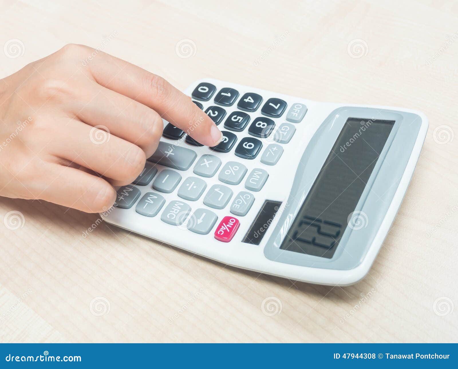 Mano en la calculadora foto de archivo. Imagen de calculadora - 47944308