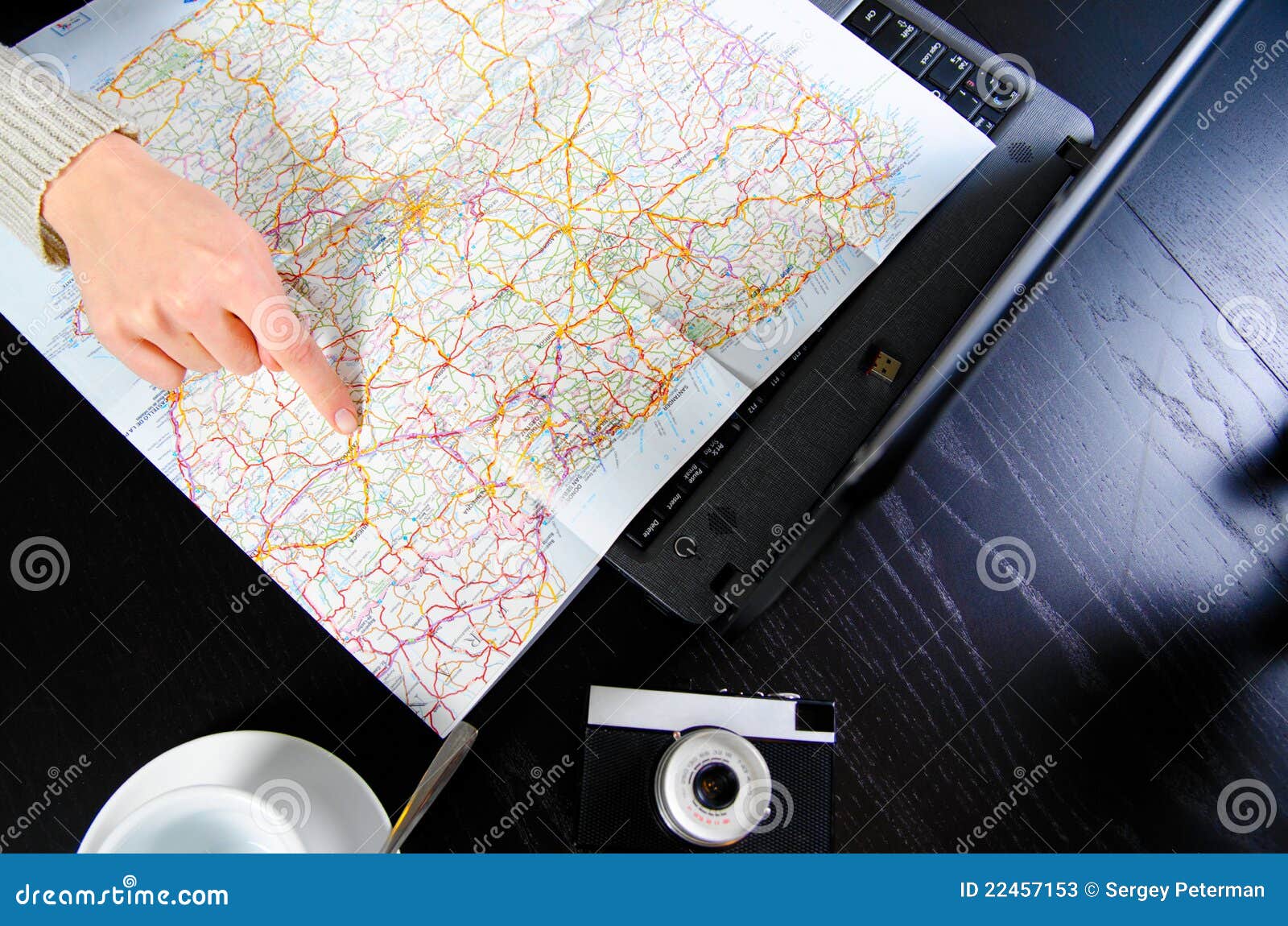 Mano en mapa itinerario imagen de archivo. Imagen de lifestyle - 22457153