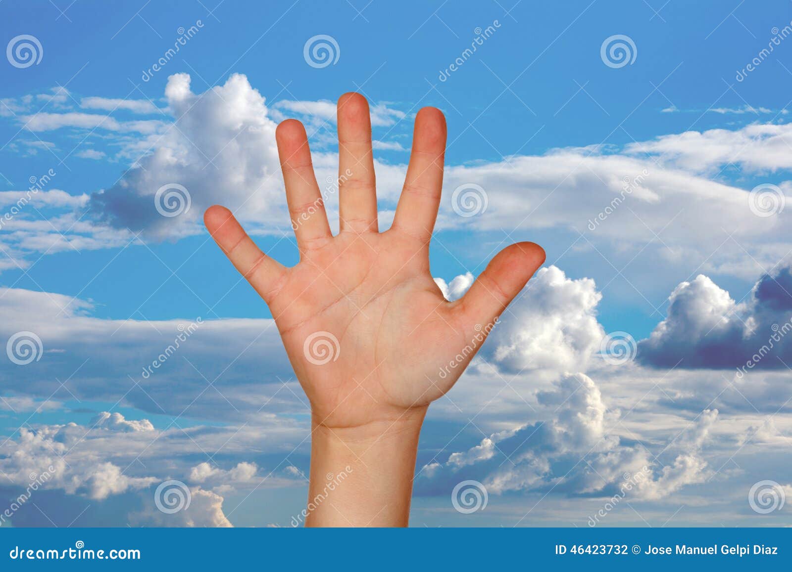 Mano Extendida Con Un Cielo Azul Agradable Foto de archivo - Imagen de ...
