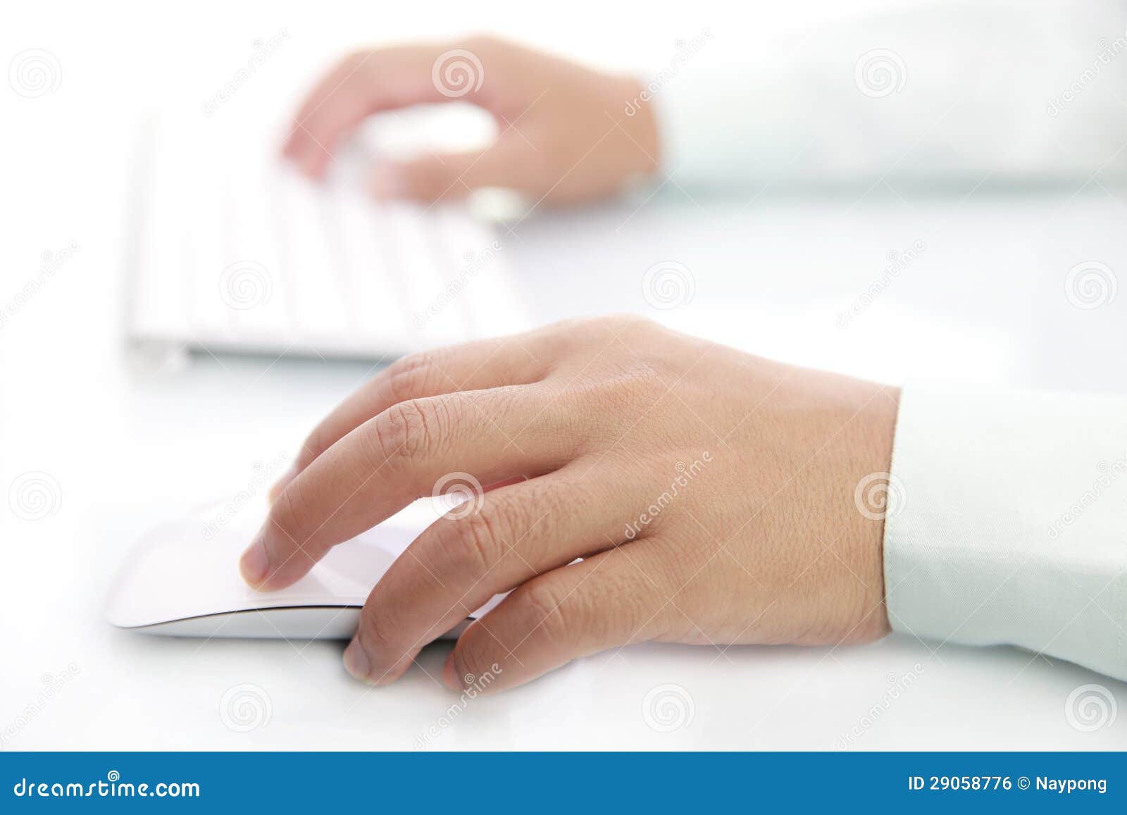 Mano facendo uso del mouse fotografia stock. Immagine di dati - 29058776