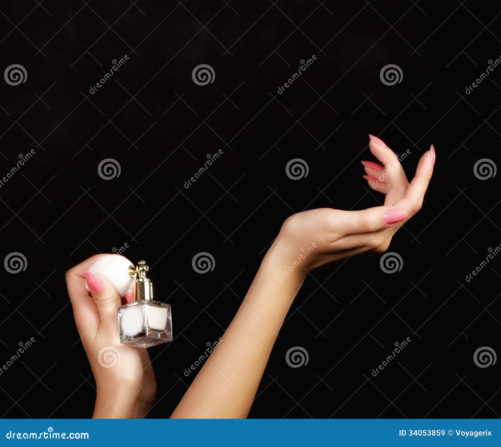 Mano Femenina Con La Botella De Perfume Imagen de archivo - Imagen de ...