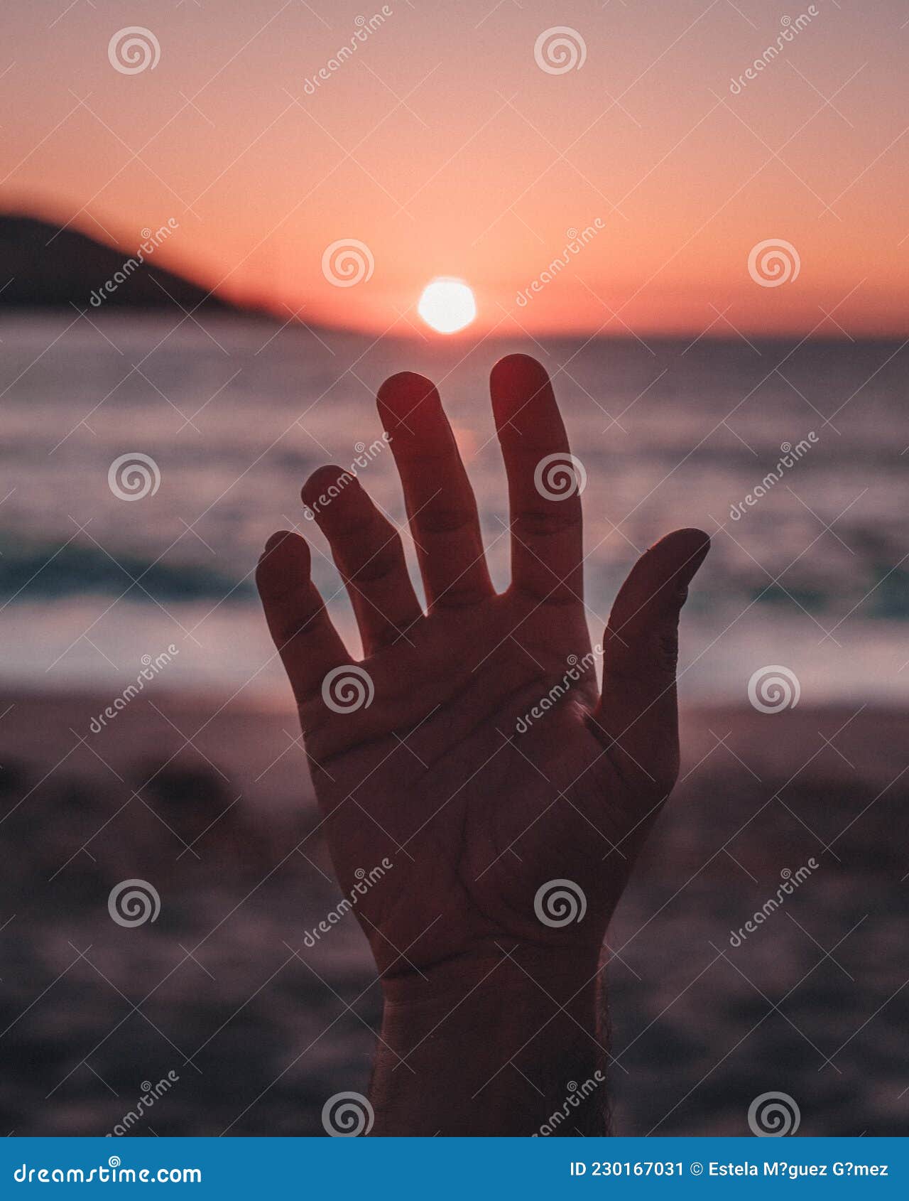 Mano Hacia El Sol Al Atardecer Imagen de archivo - Imagen de silueta ...