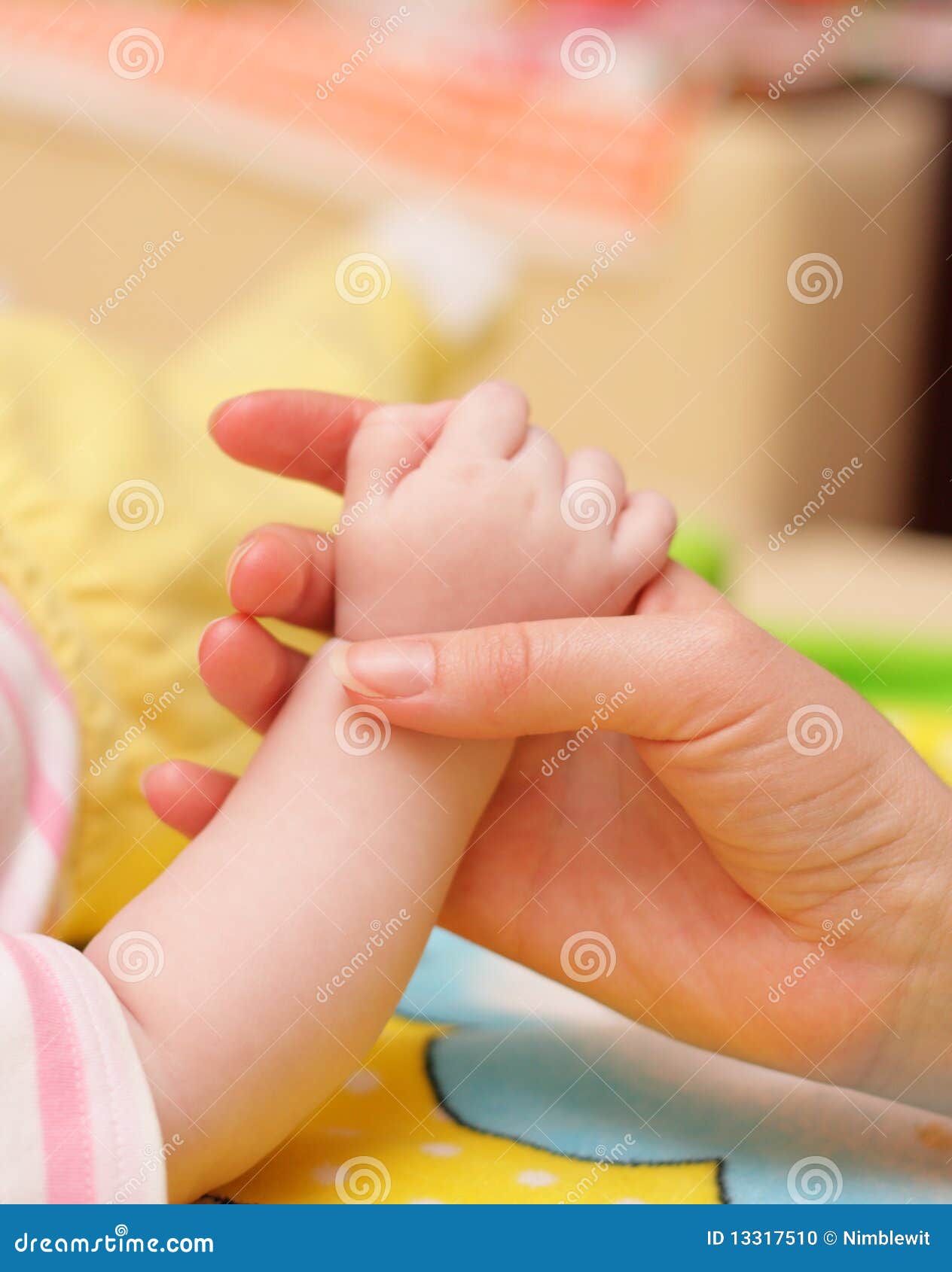 Mano infantil foto de archivo. Imagen de fragilidad, madre - 13317510