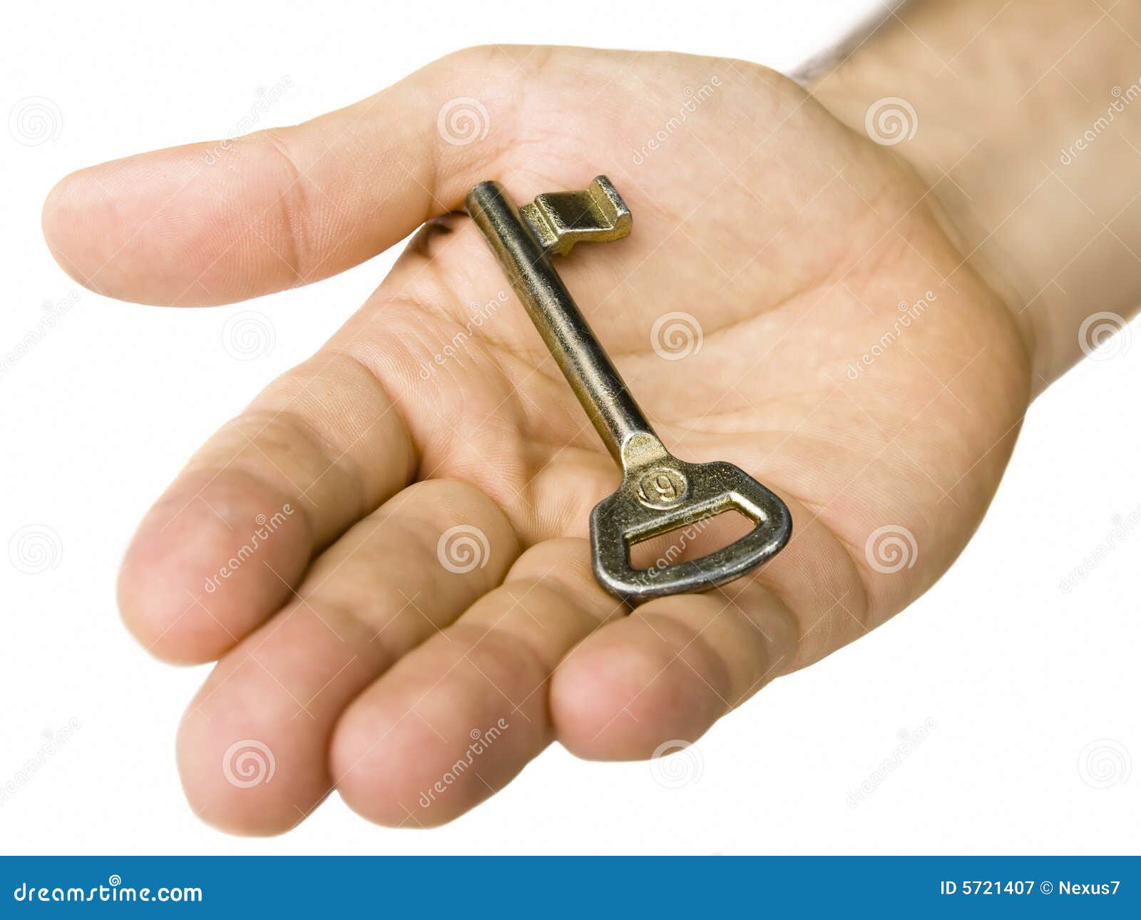 Mano Masculina Que Da Un Clave Imagen de archivo - Imagen de préstamo ...