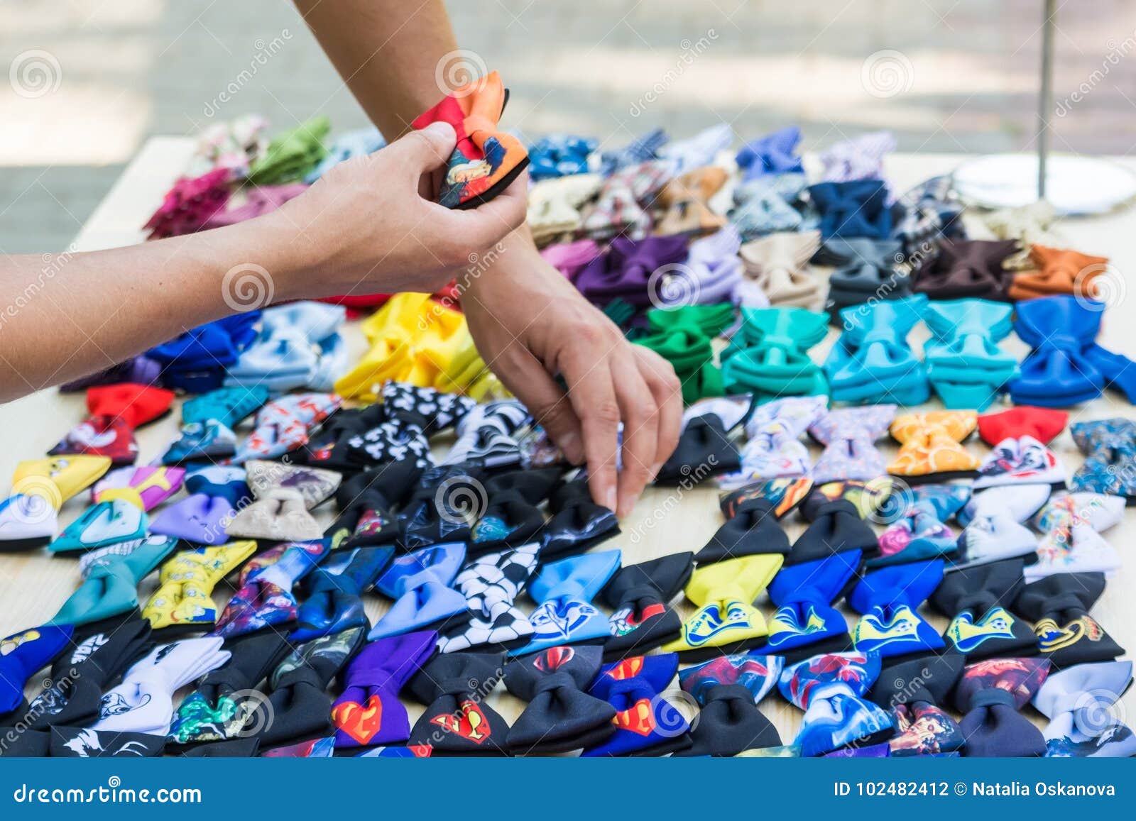 Mano Masculina Que Elige El Bowtie En Tienda Foto de archivo - Imagen ... Mano Masculina Que Elige El Bowtie En Tienda Foto de archivo - Imagen ...